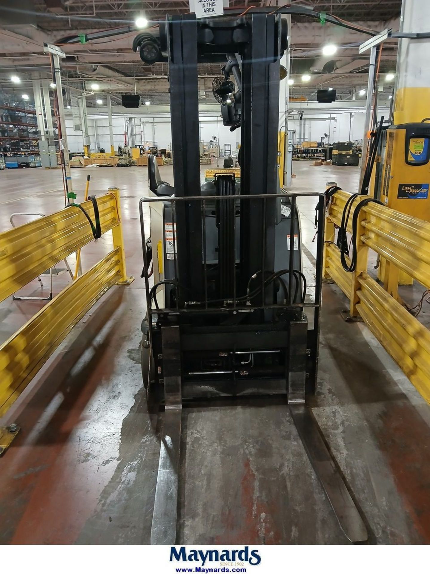CROWN ELECTRIC FORKLIFT TRUCK #SC5225-35 10121.4 HOURS, TRUCK WEIGHT ...