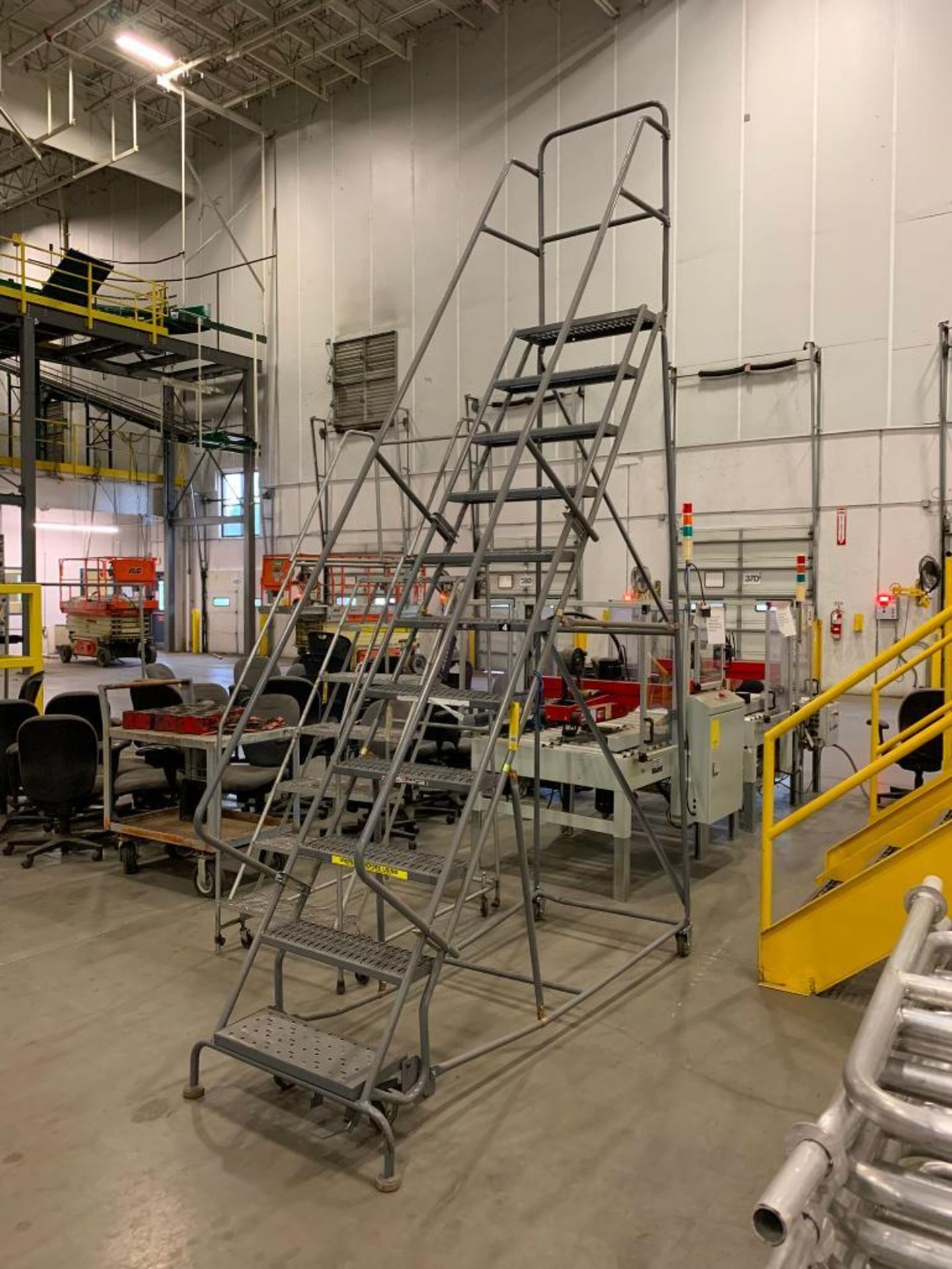 Tri Arc Steel Warehouse Ladder, 110" Platform Height