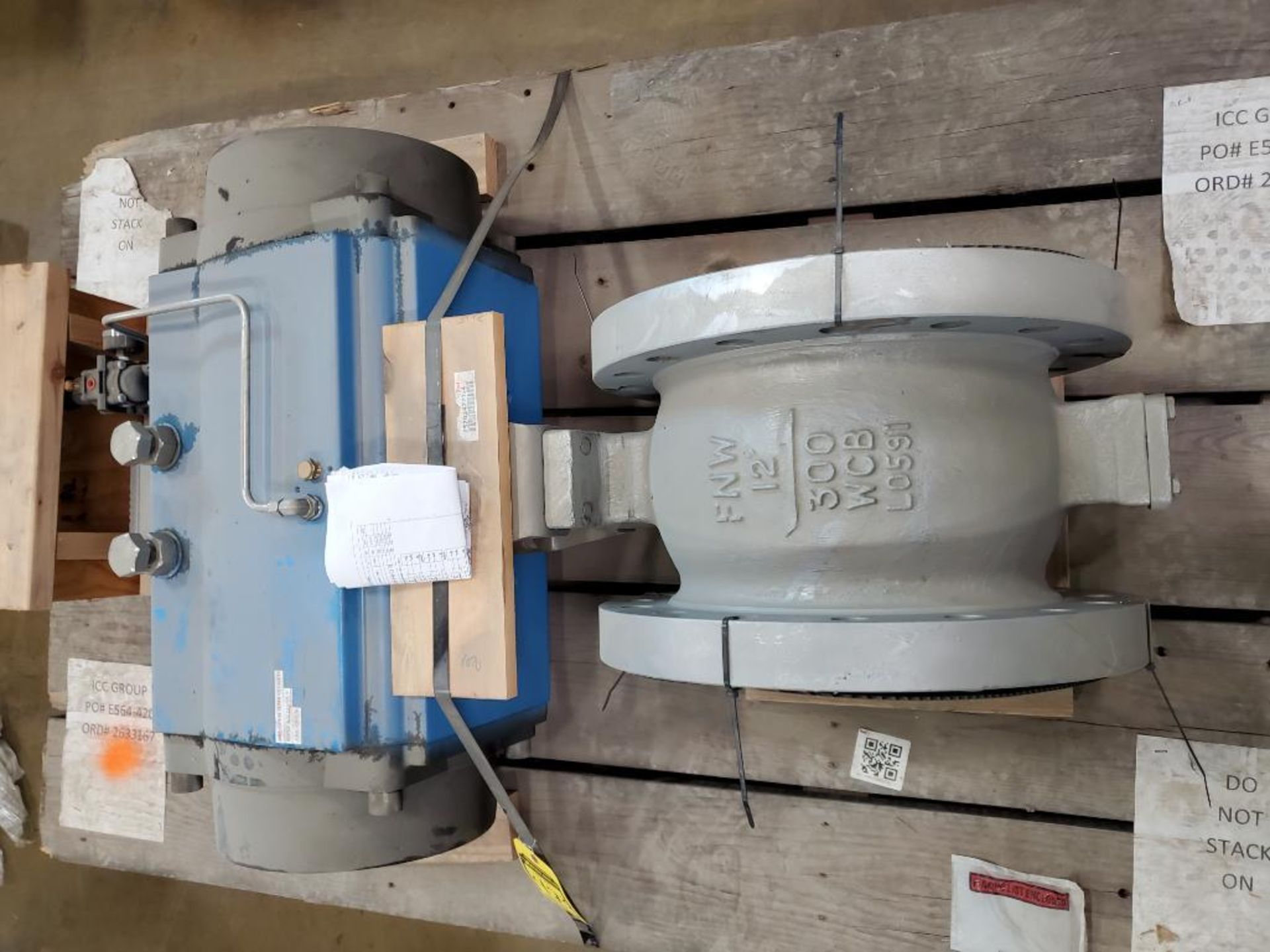 { Group of lots: 423, 424 (P) } FNW 12" Flanged Ball Valve w/ Pneumatic ...
