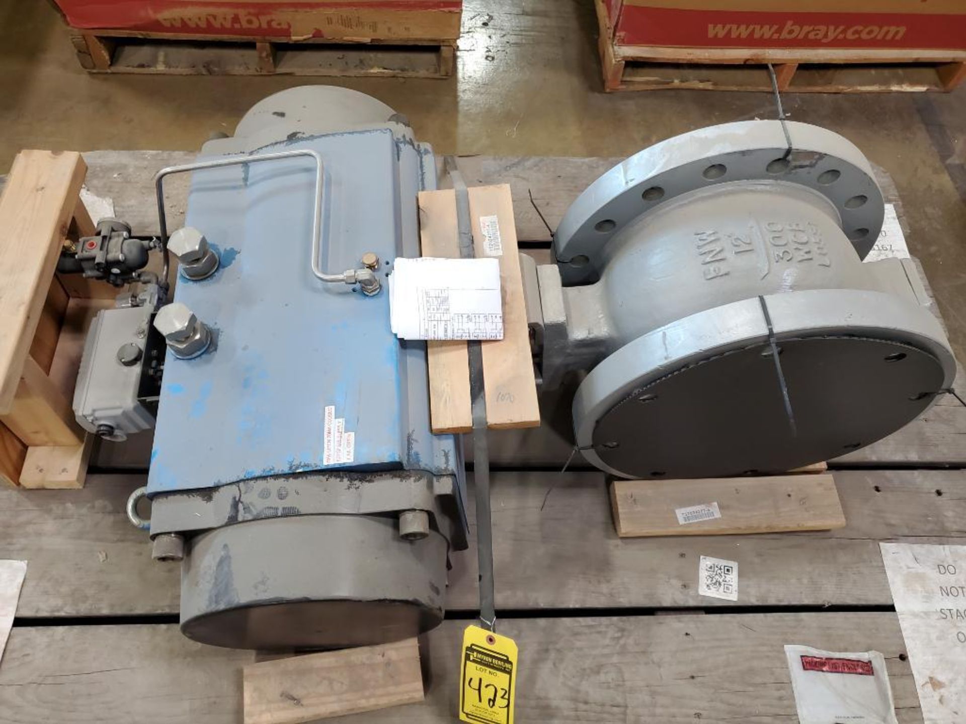 { Group of lots: 423, 424 (P) } FNW 12" Flanged Ball Valve w/ Pneumatic ...