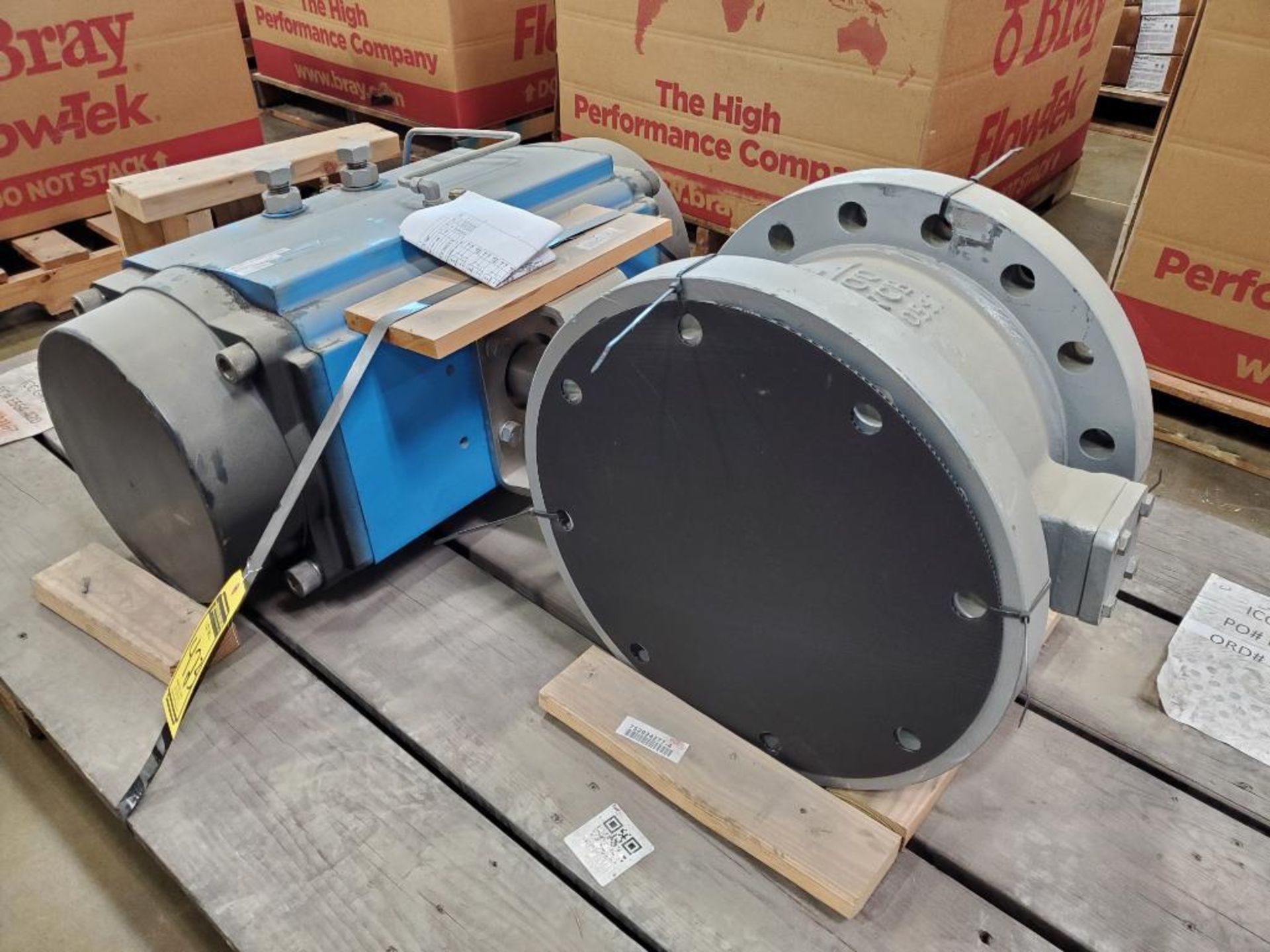 { Group of lots: 423, 424 (P) } FNW 12" Flanged Ball Valve w/ Pneumatic ...