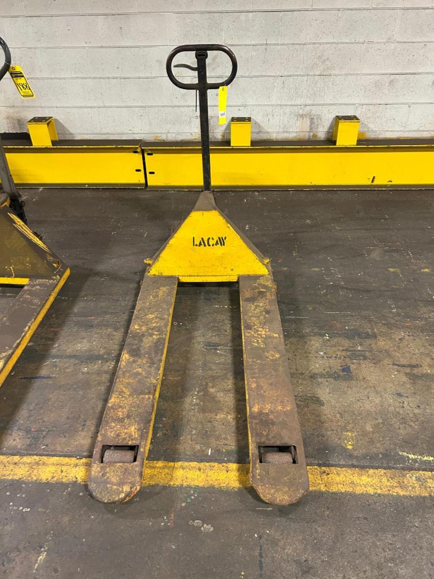 { Group of lots: 188, 189 (P) } 5,000 LB. Capacity Pallet Jack