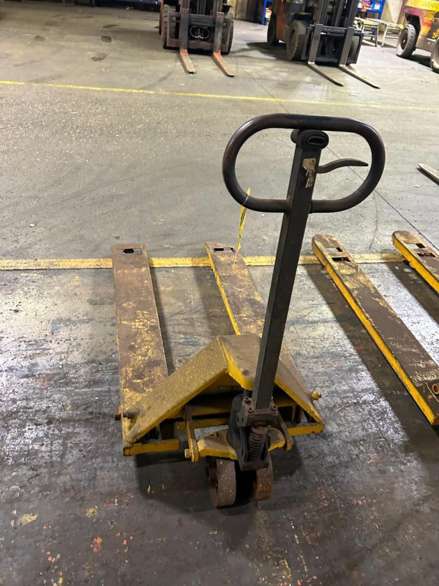 { Group of lots: 188, 189 (P) } 5,000 LB. Capacity Pallet Jack
