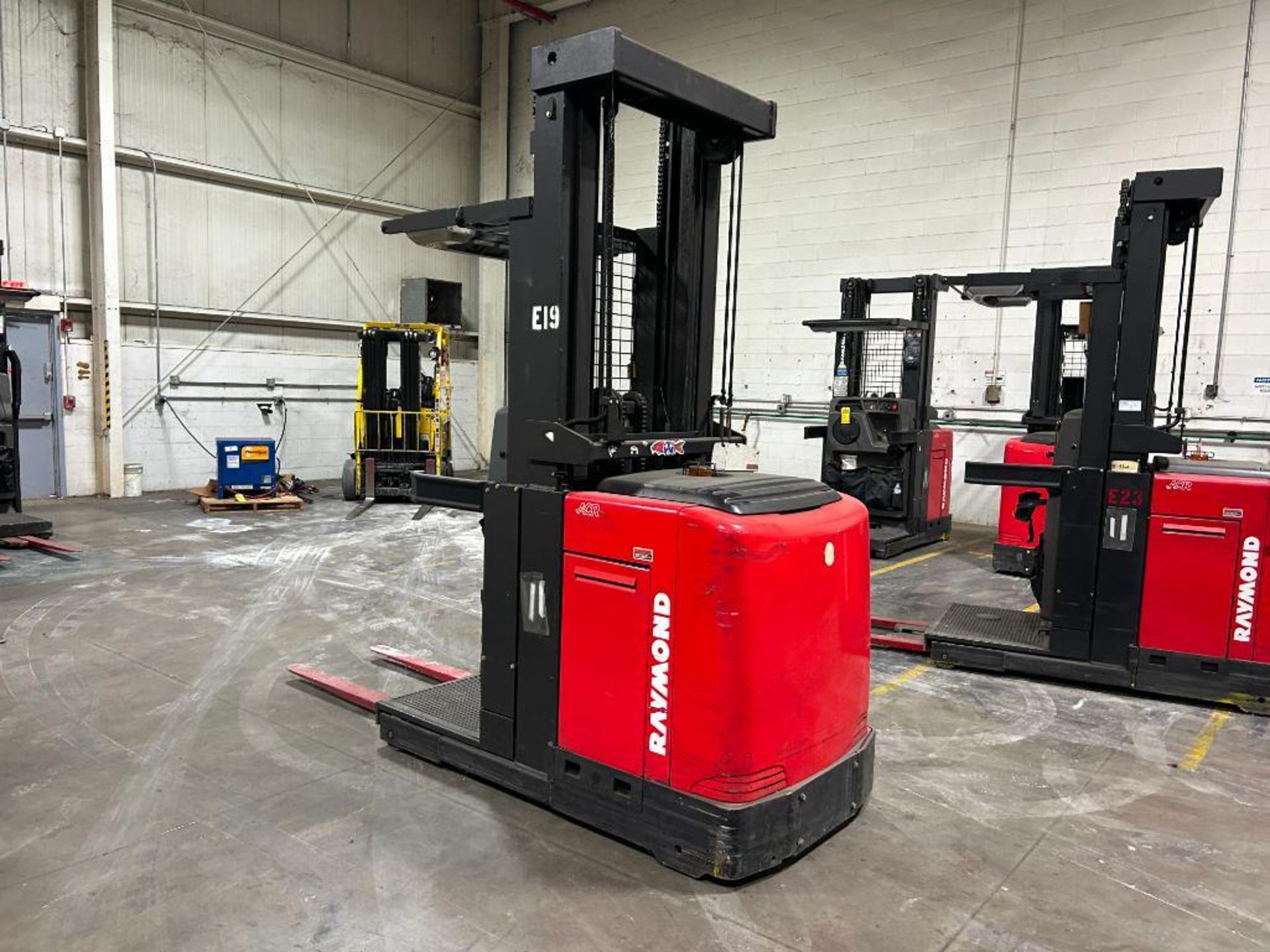 { Choice of lots: 19, 22 } 2016 Raymond 3,000-LB. Capacity Order Picker ...