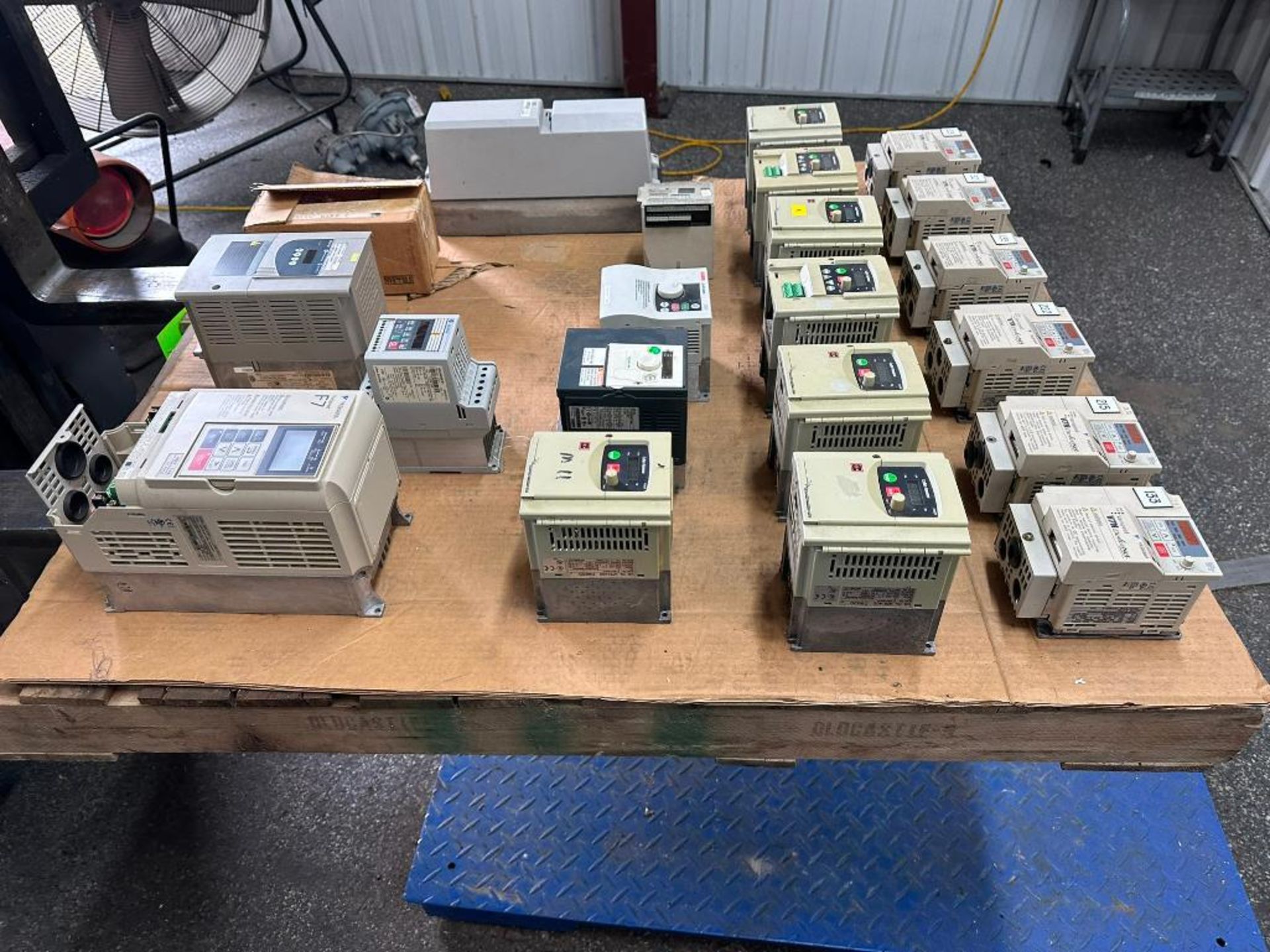 (F) Pallet of Drives: Yaskawa Varispeed VTN Devise Net, Cutler-Hammer ...