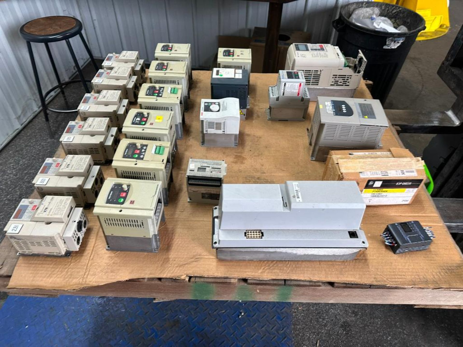 (F) Pallet of Drives: Yaskawa Varispeed VTN Devise Net, Cutler-Hammer ...