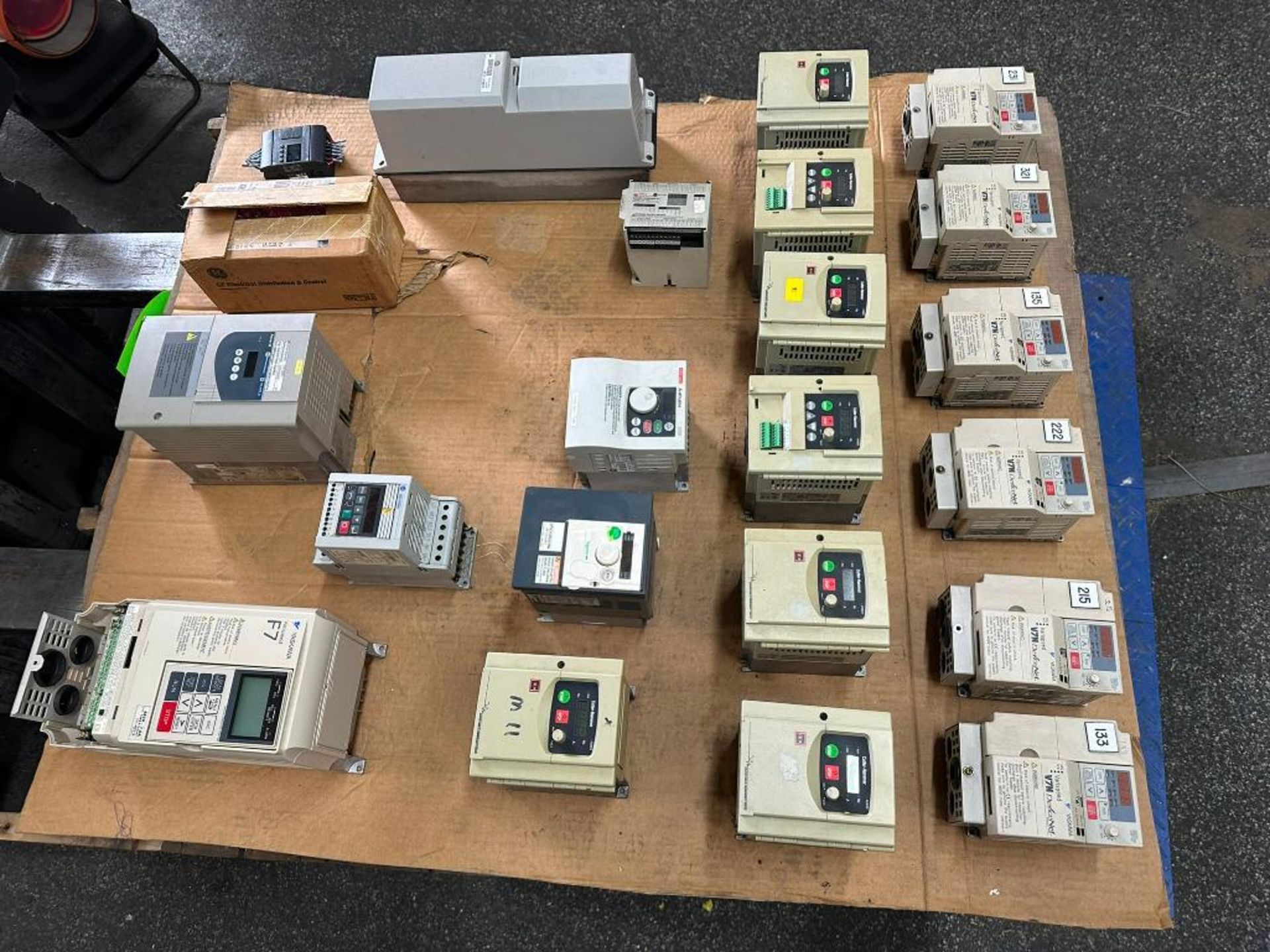 (F) Pallet of Drives: Yaskawa Varispeed VTN Devise Net, Cutler-Hammer ...