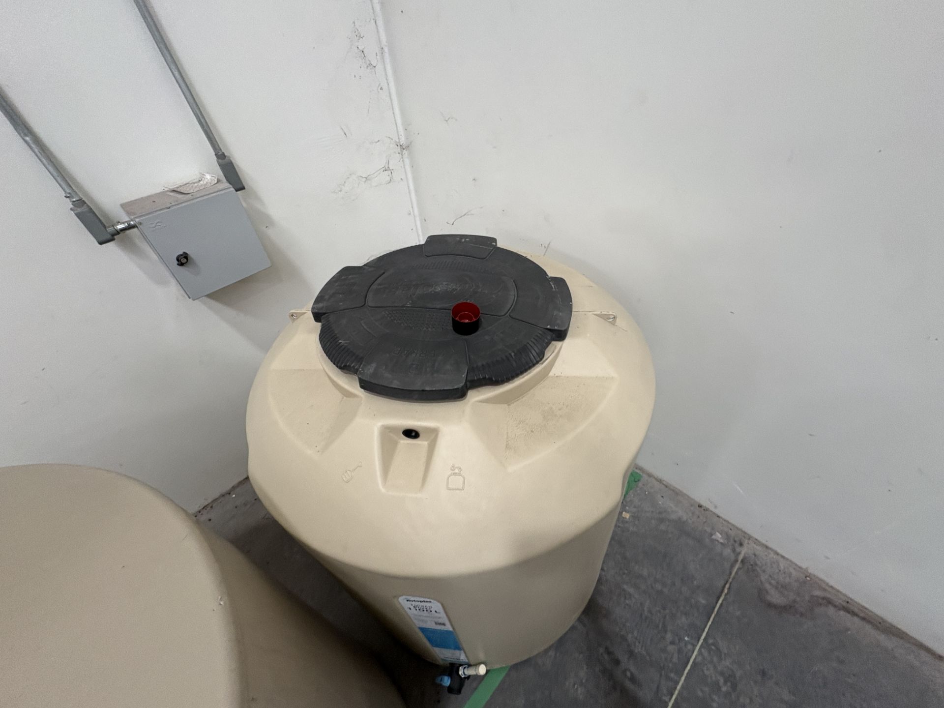 Lot of water tanks, containing: 3 ROTOPLAS brand water tanks, 1,500 ...