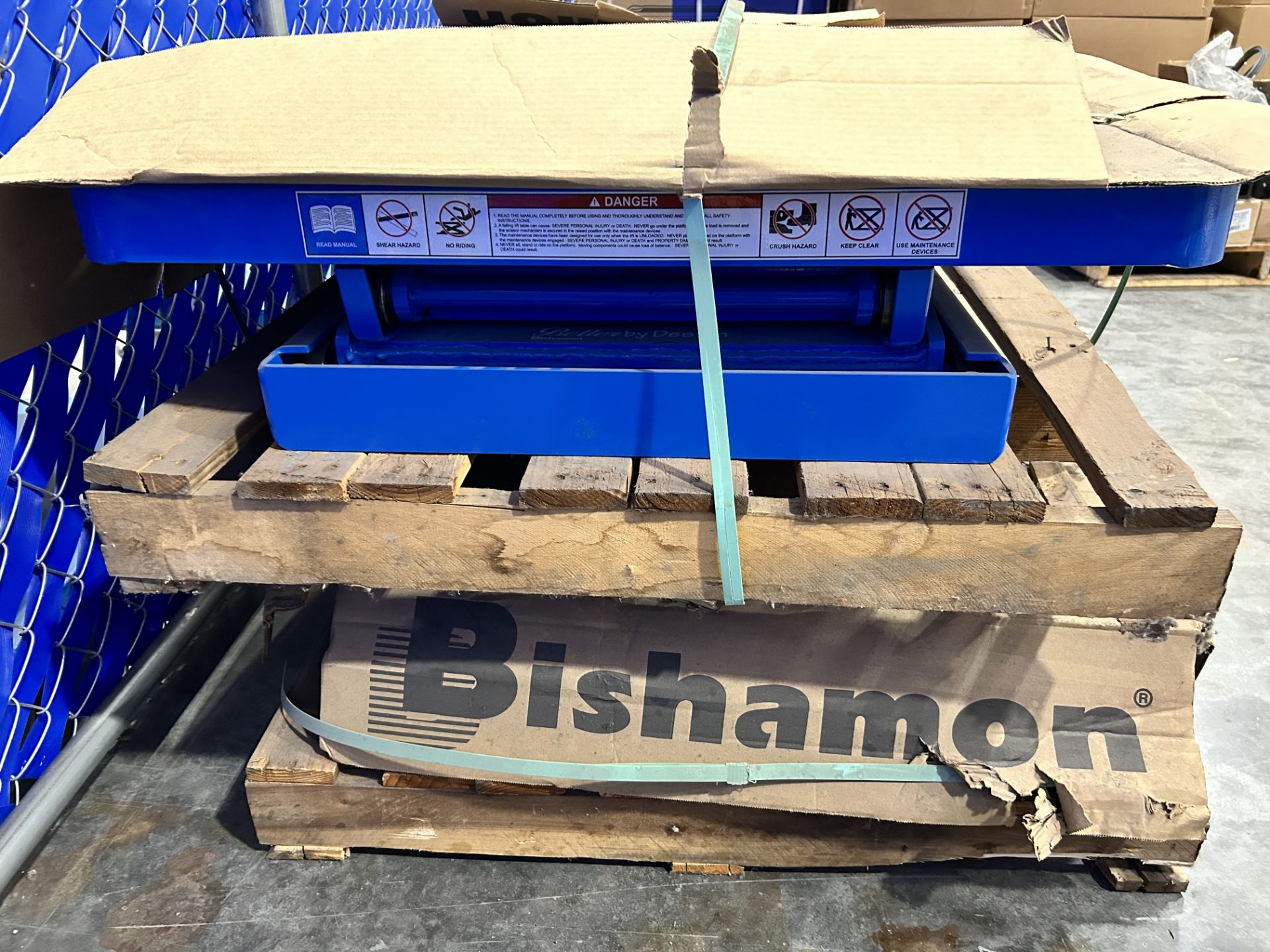 Pallet lot, contains: 2 lifting platforms, capacity: 1360 kg ...