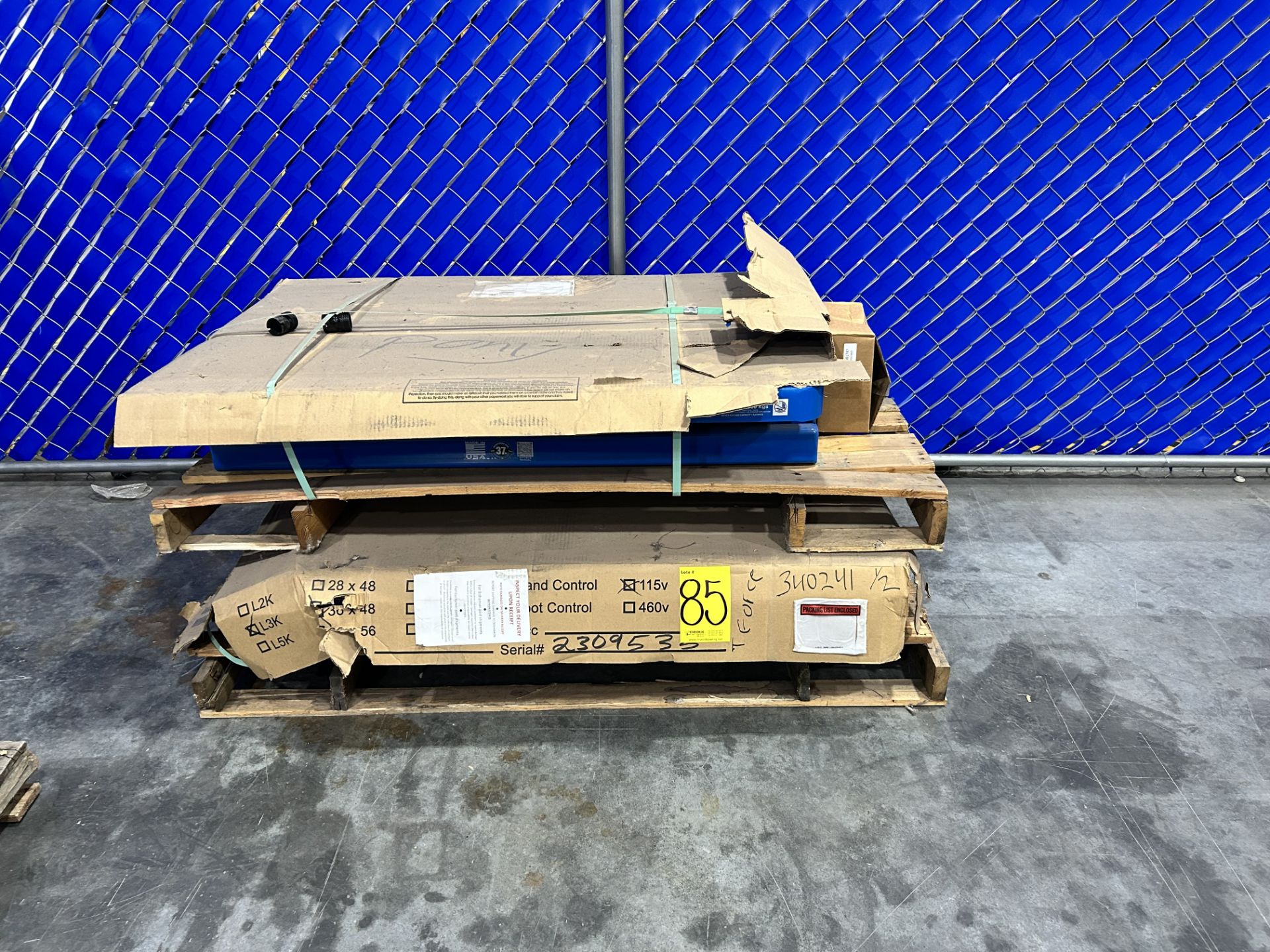 Pallet lot, contains: 2 lifting platforms, capacity: 1360 kg ...