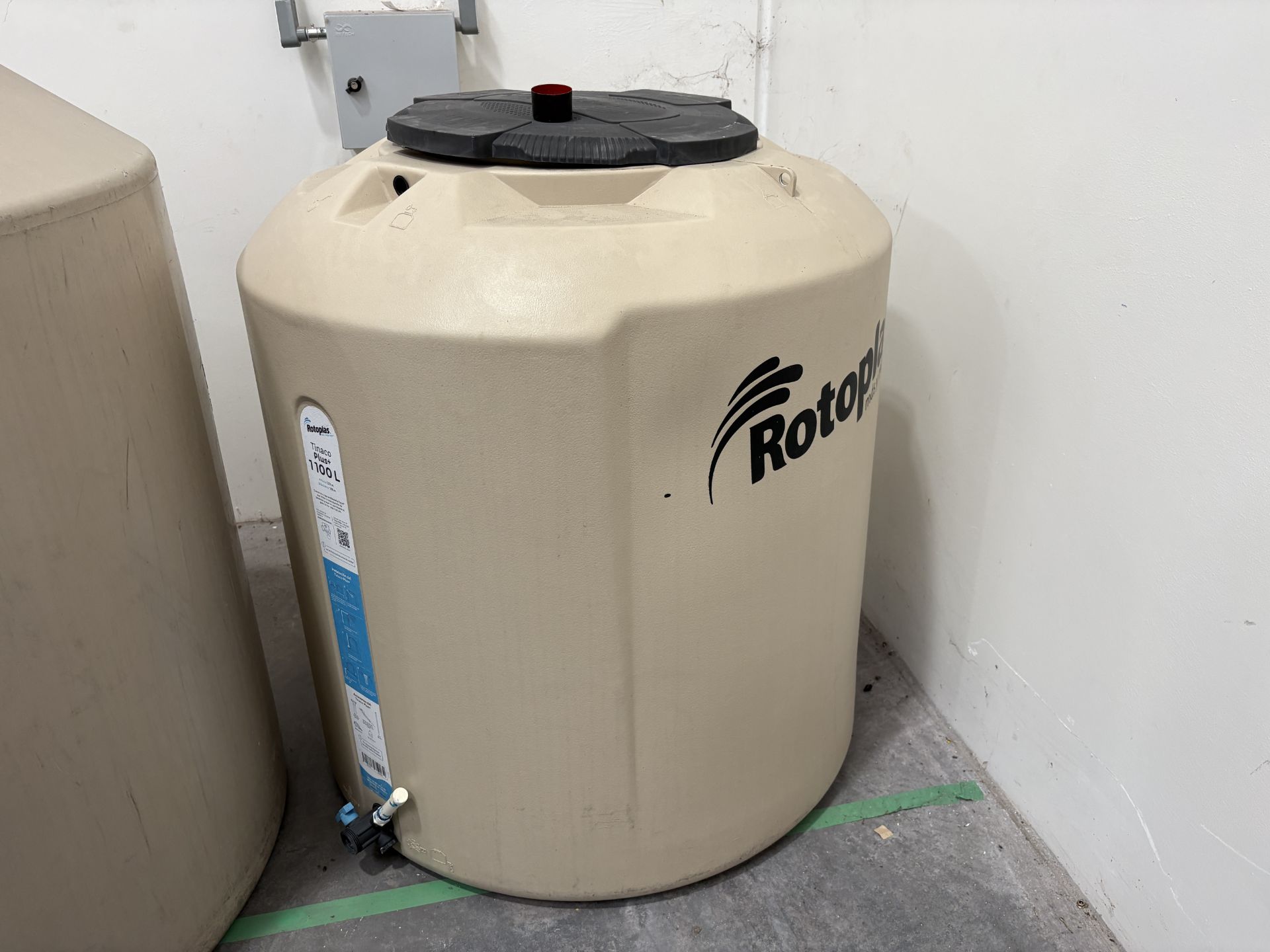 Lot of water tanks, containing: 3 ROTOPLAS brand water tanks, 1,500 ...