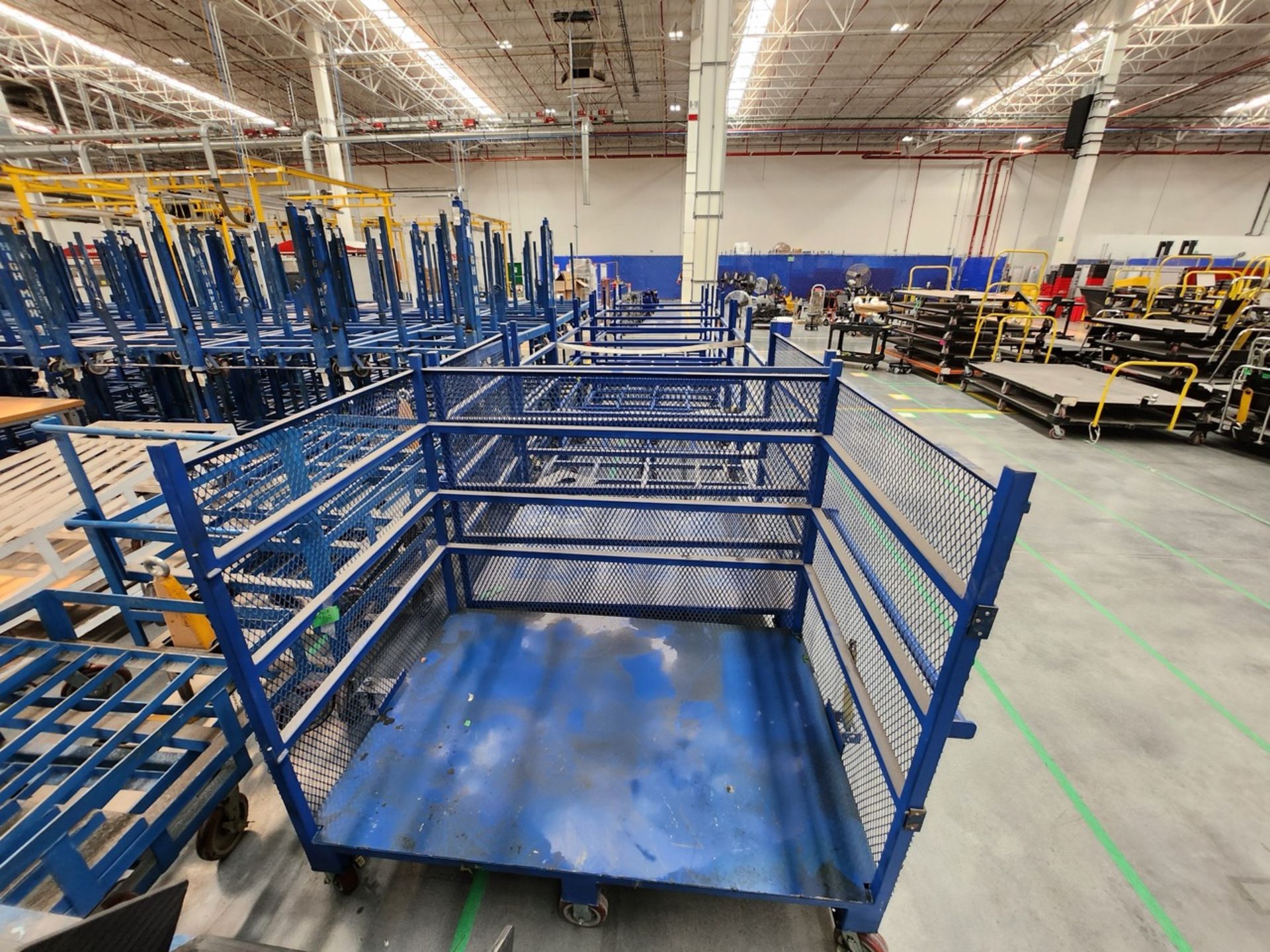 6 movable metal trolleys with 3 levels and wheel brakes, measuring ...