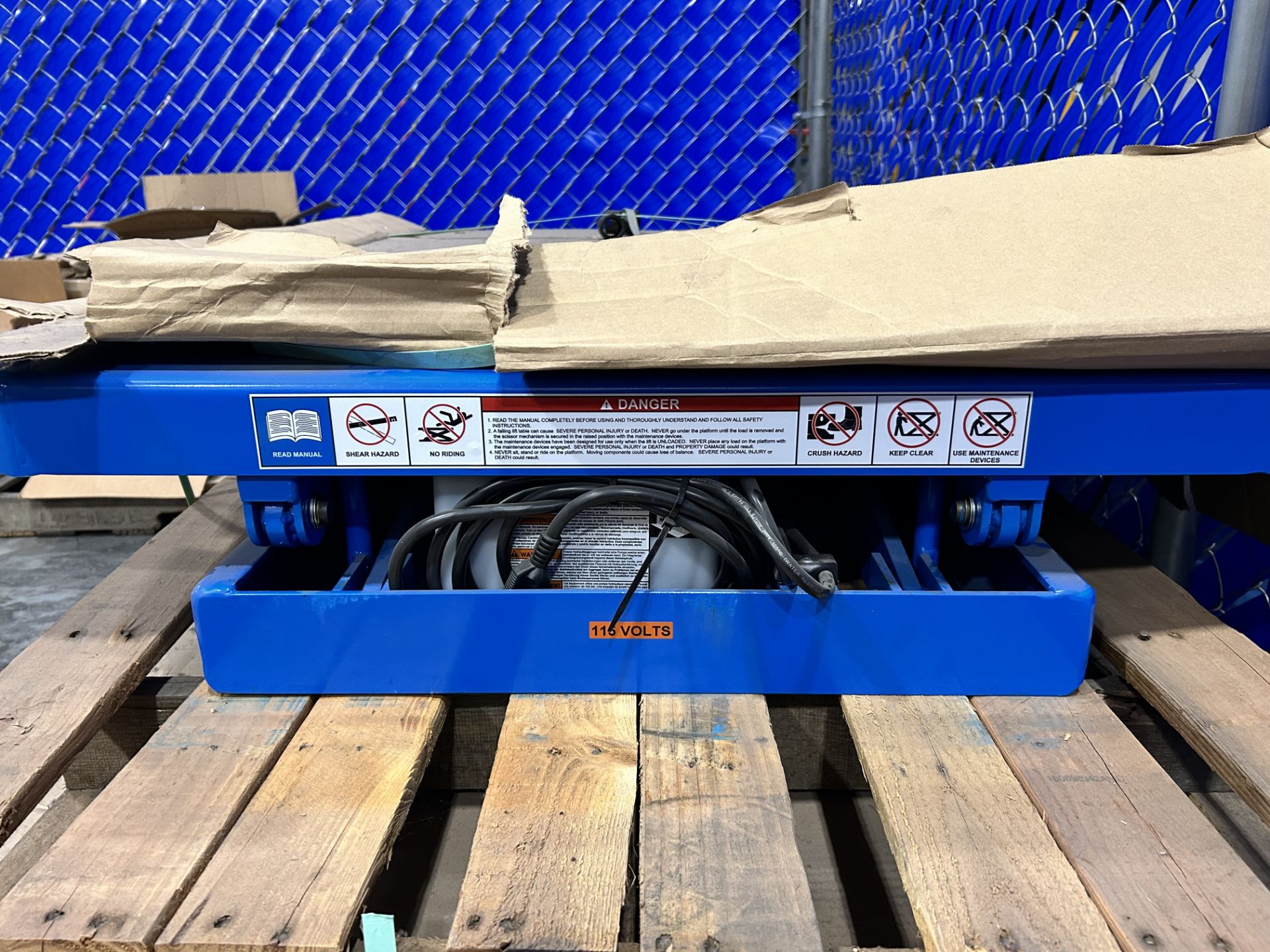 Pallet lot, contains: 2 lifting platforms, capacity: 1360 kg ...