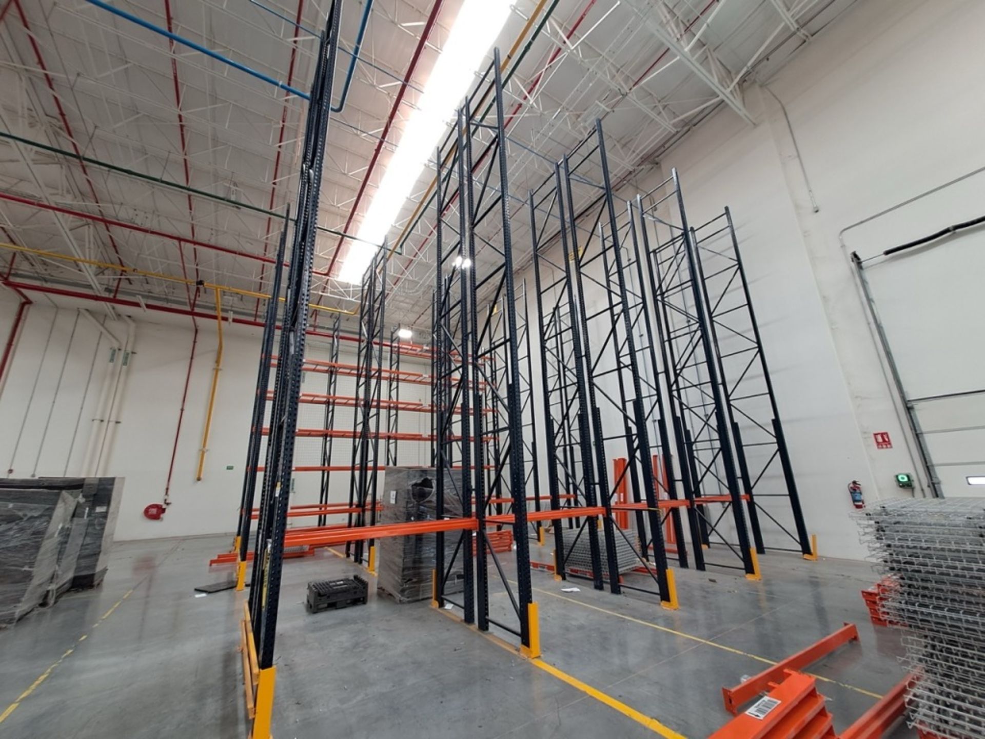1 row of storage racks measuring 10.13 meters long, 8.50 meters high, 1 ...