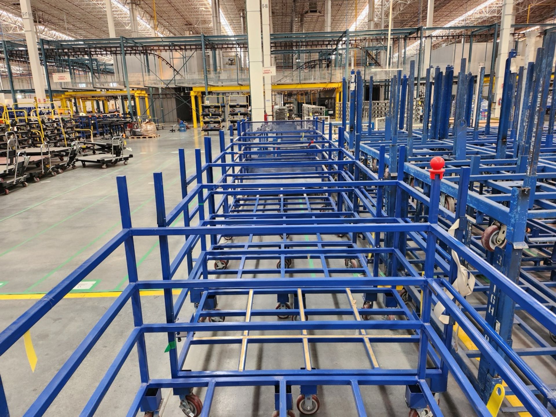6 movable metal trolleys with 3 levels and wheel brakes, measuring ...