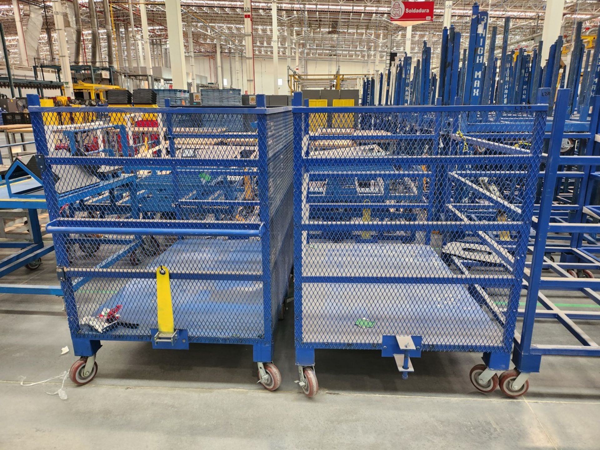 6 movable metal trolleys with 3 levels and wheel brakes, measuring ...