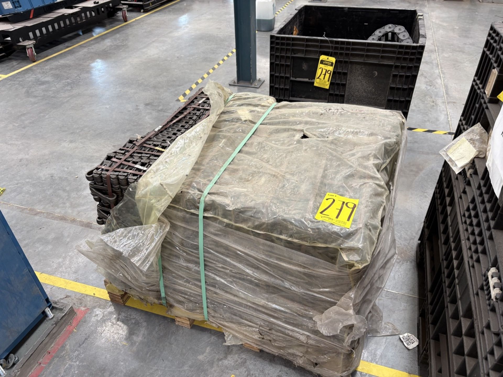 Pallet Lot, Contains: Industrial metal chain links for conveyor line ...
