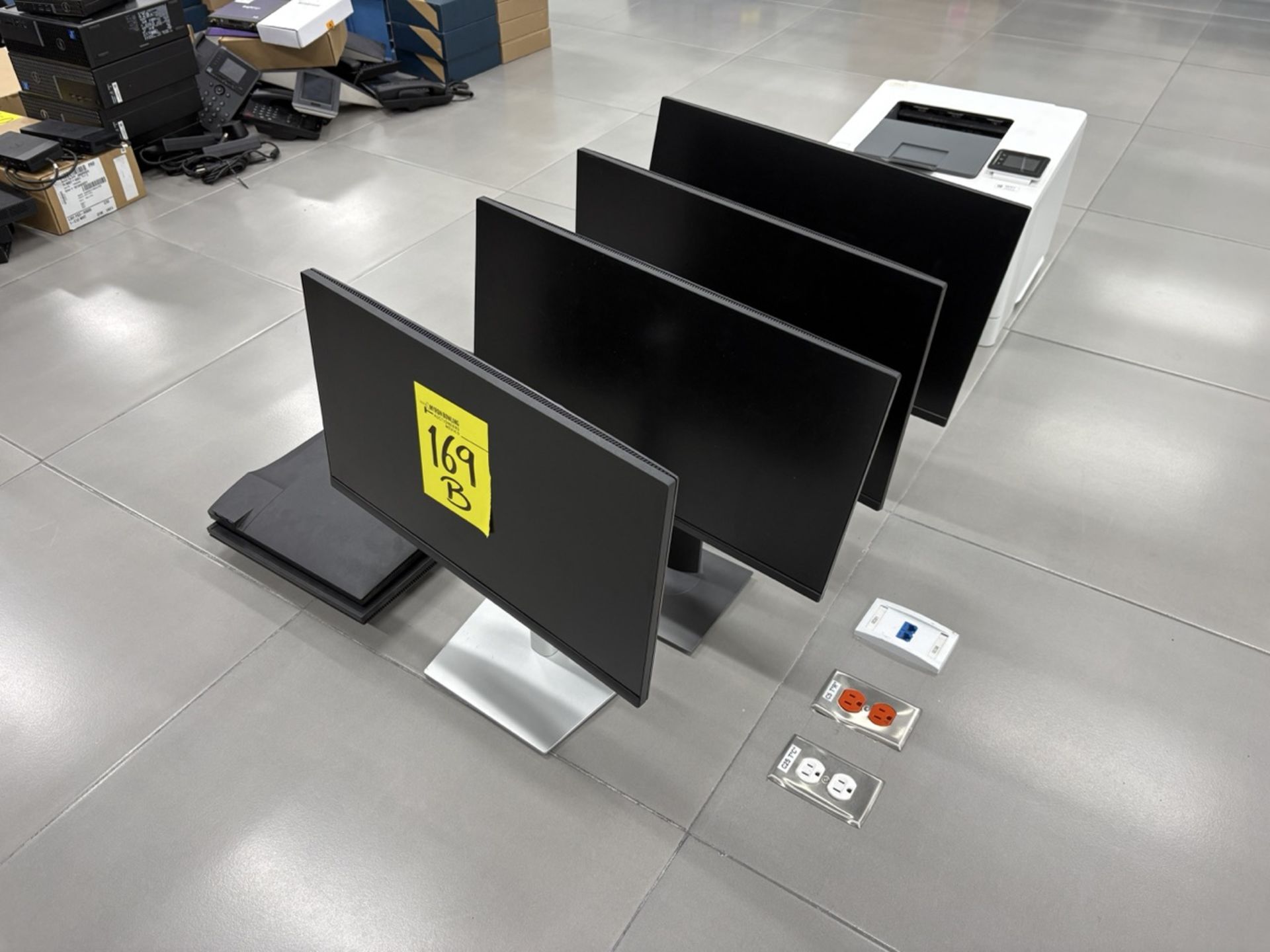 Monitor lot containing four DELL monitors model P2223HC with stands ...