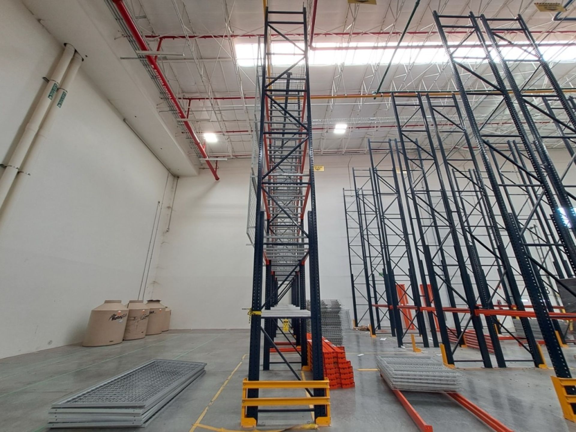 1 row of storage racks measuring 10.13 meters long, 8.50 meters high, 1 ...