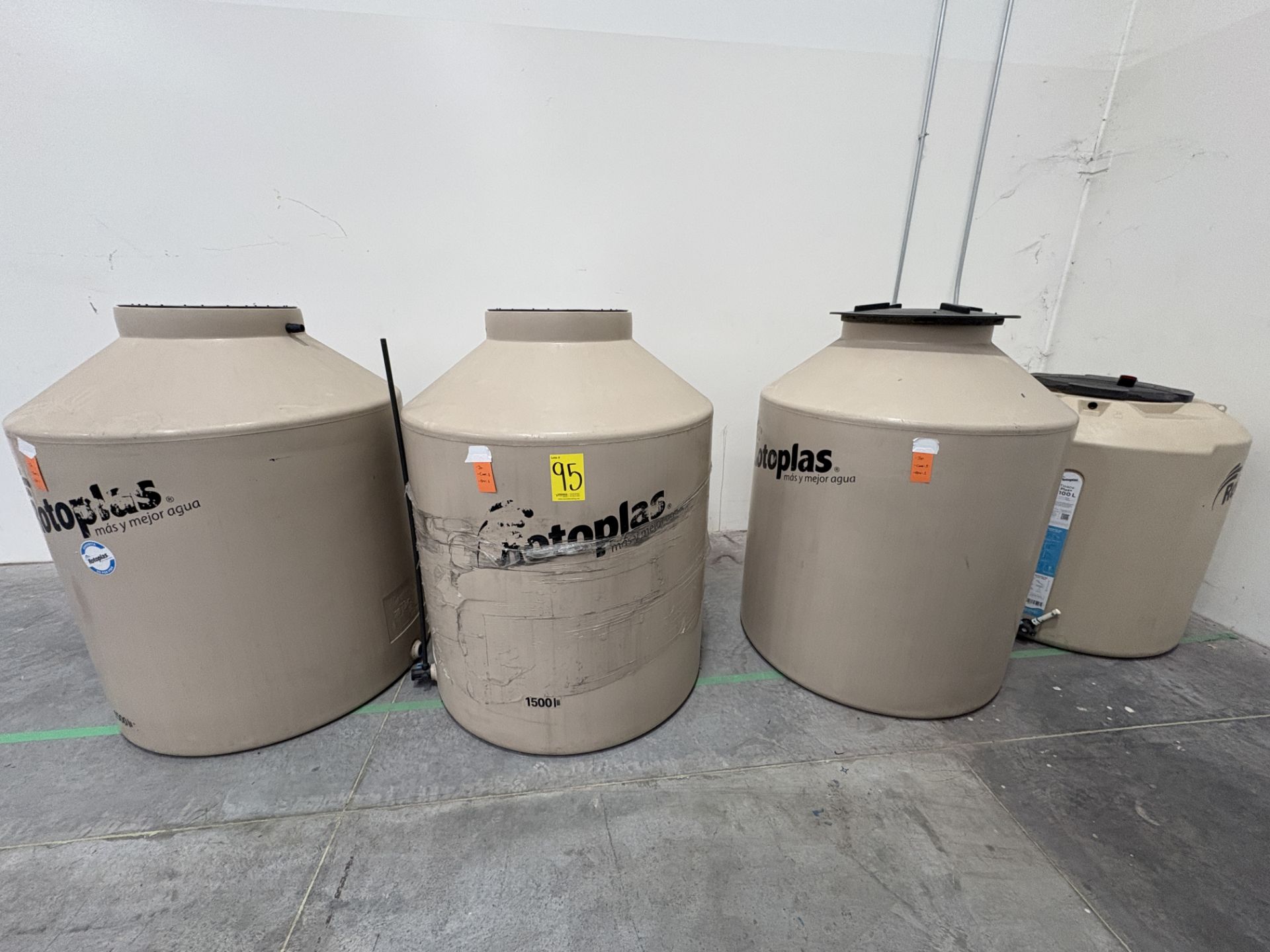 Lot of water tanks, containing: 3 ROTOPLAS brand water tanks, 1,500 ...