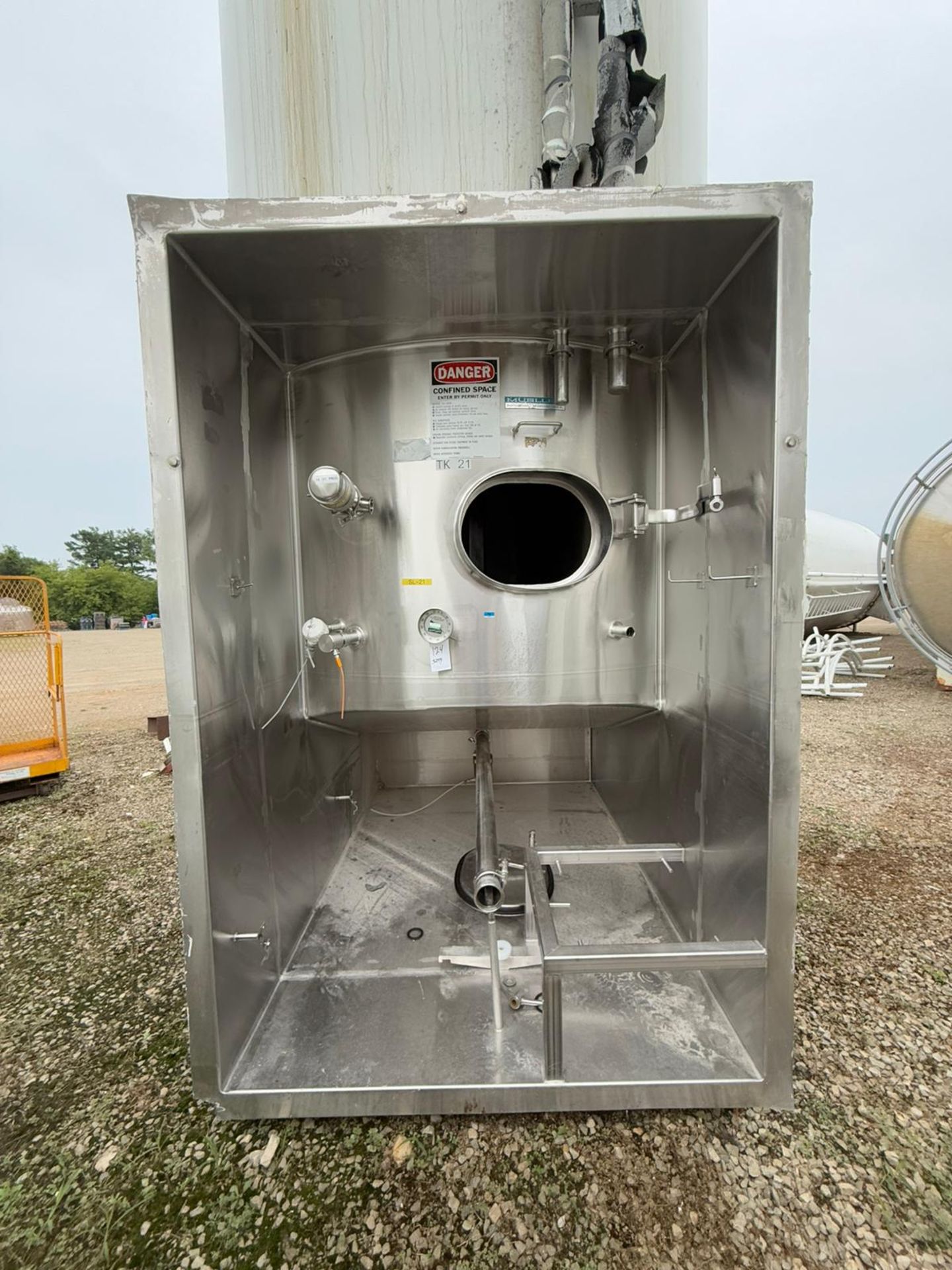 Mueller 5000 gallon silo with side and bottom sweep agitation, jacketed ...