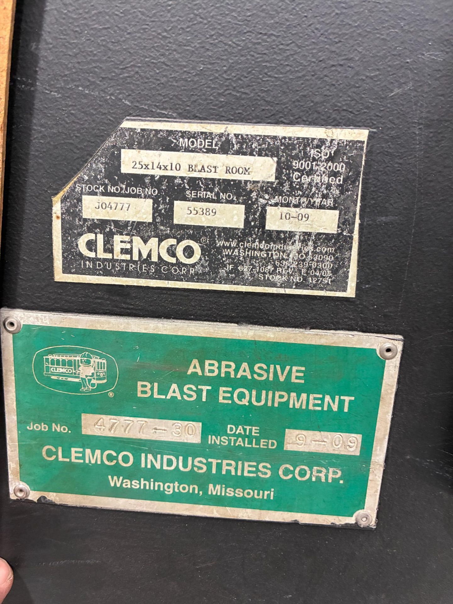 BLAST ROOM, CLEMCO, 25' X 14' X 10', Mfg. 2009, w/ blast pot, Clemco ...