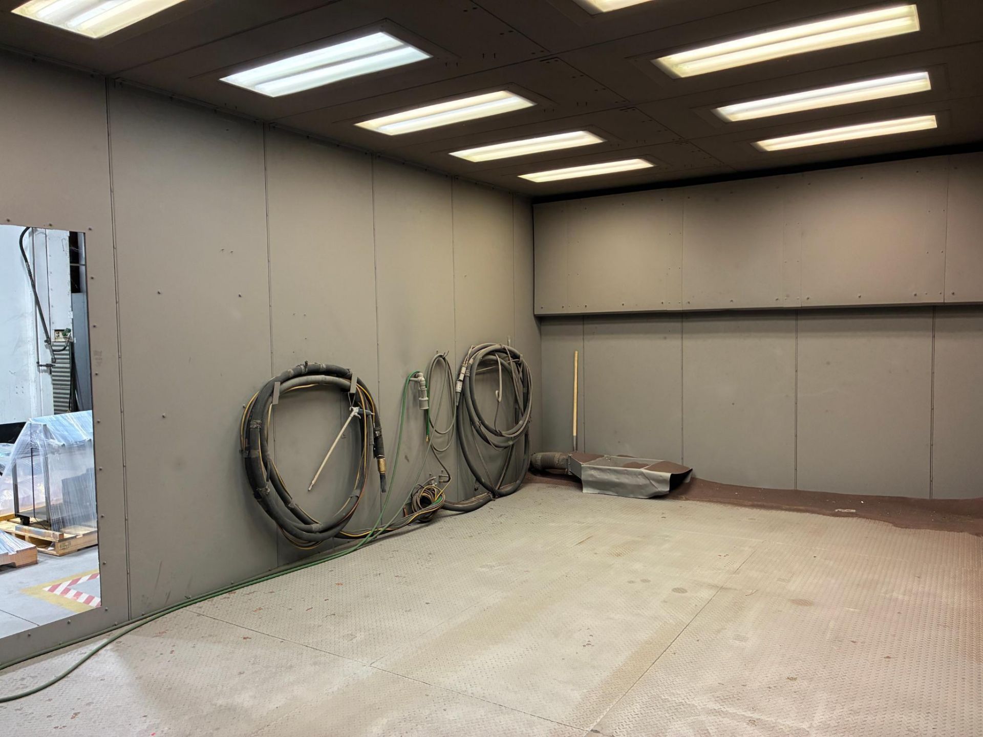 BLAST ROOM, CLEMCO, 25' X 14' X 10', Mfg. 2009, w/ blast pot, Clemco ...