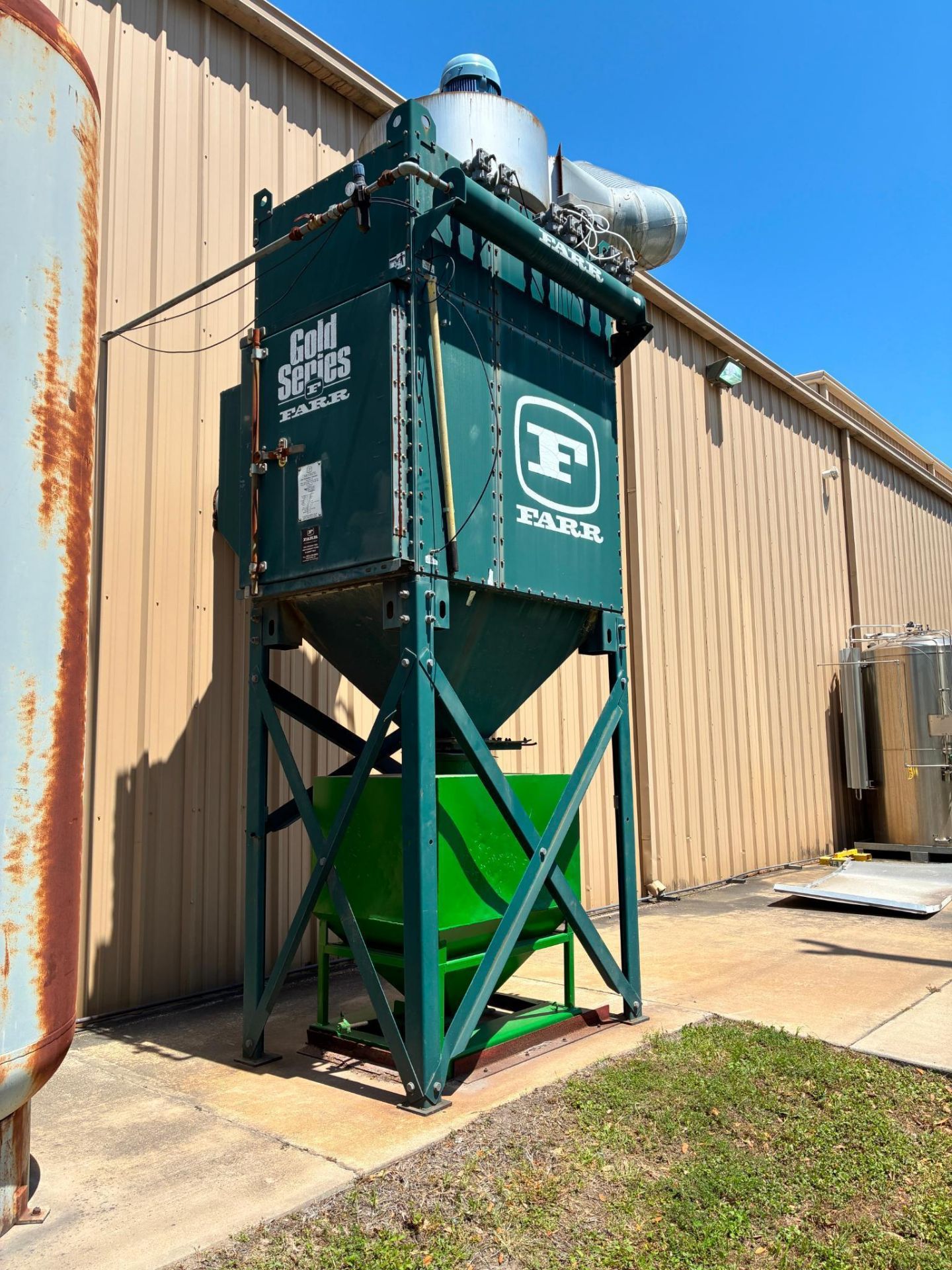 BLAST ROOM, CLEMCO, 25' X 14' X 10', Mfg. 2009, w/ blast pot, Clemco ...