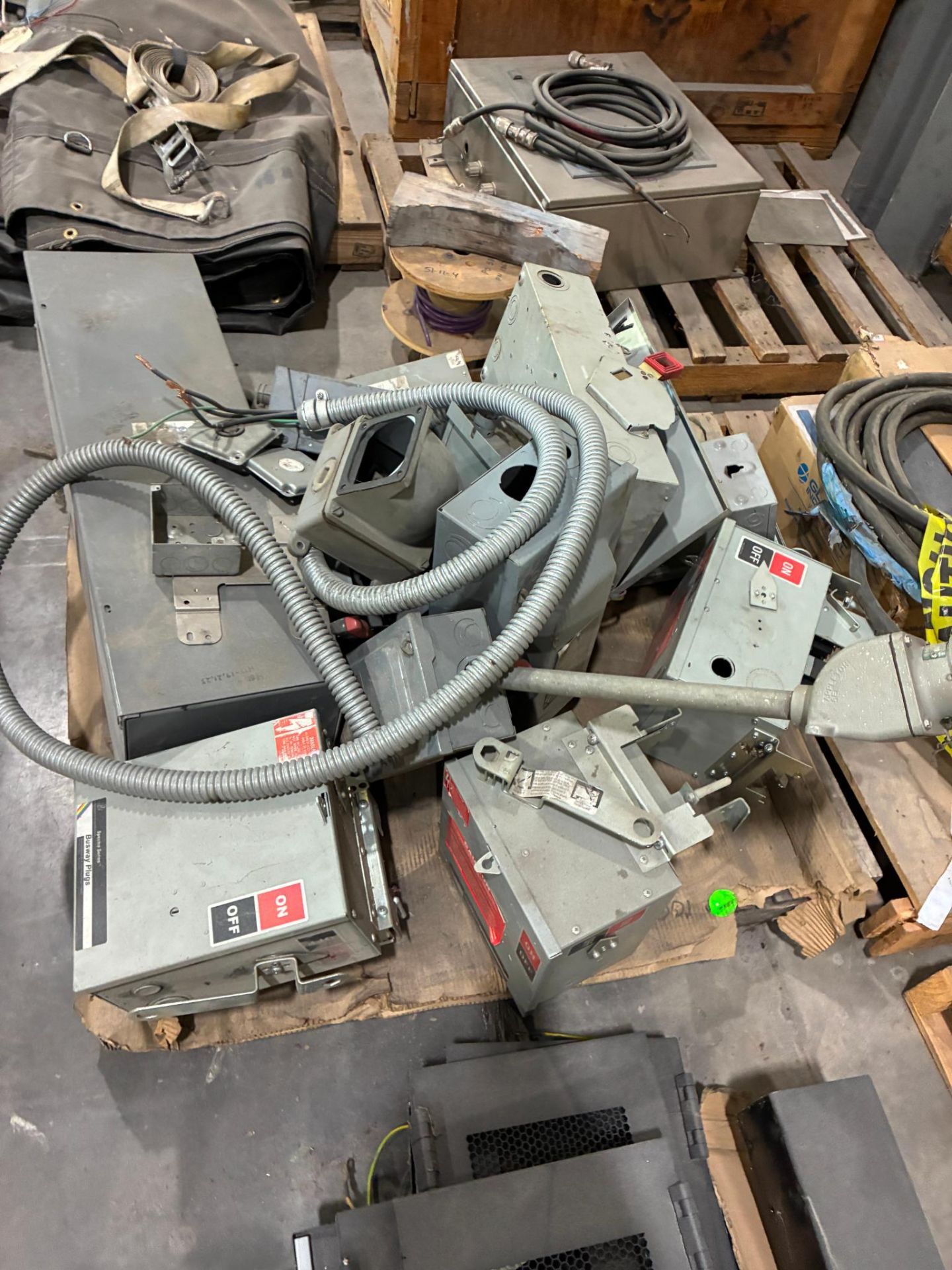 LOT OF ASSORTED CABLING & POWER DISTRIBUTION COMPONENTS: electric cable ...