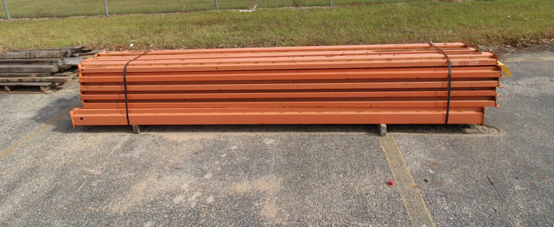{ Choice of lots: 112, 114 } LOT OF CROSS BEAMS, APPROX. (37) X APPROX ...