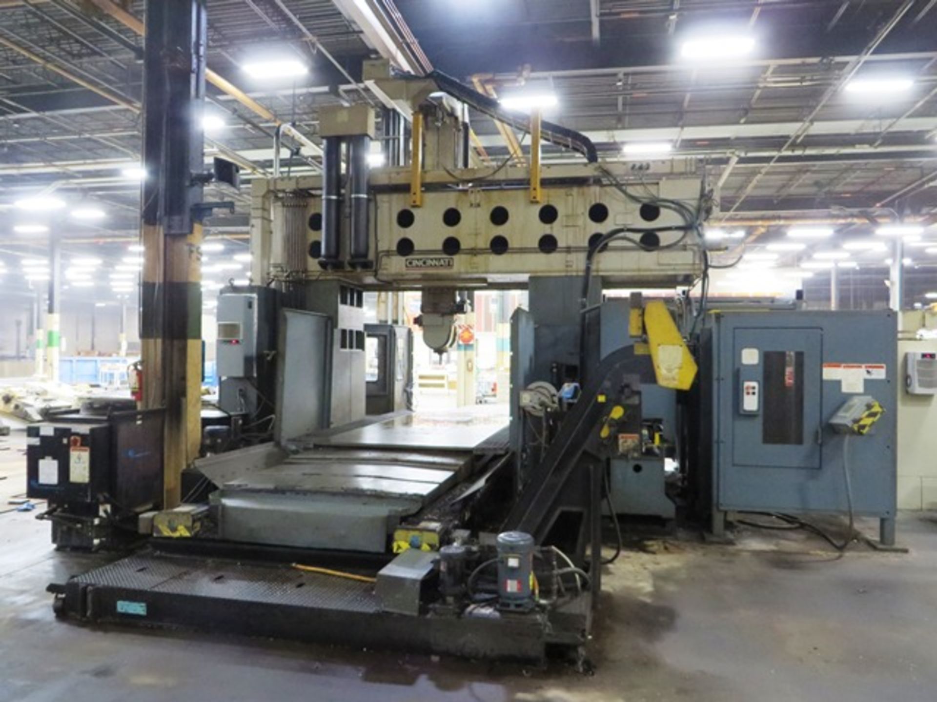Cincinnati U5 5-Axis CNC Bridge Mill with 67" x 138" Bed, 157" X-Axis ...