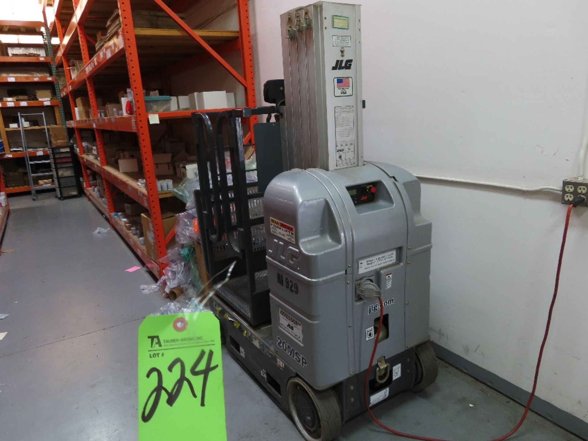 400lb. Cap., 24 Volt w/ BuiltIn Charger; S/N 0130009114