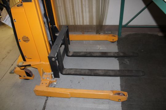 U-Line mod. H-5440, Straddle Stacker