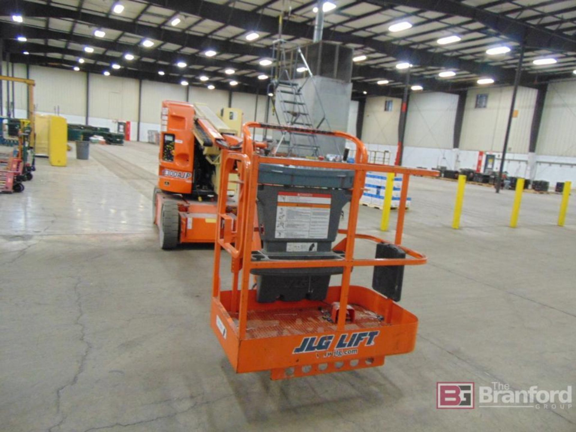 JLG Model E300AJP Articulating Aerial Lift, 500-Lb Capacity, 30' Max ...