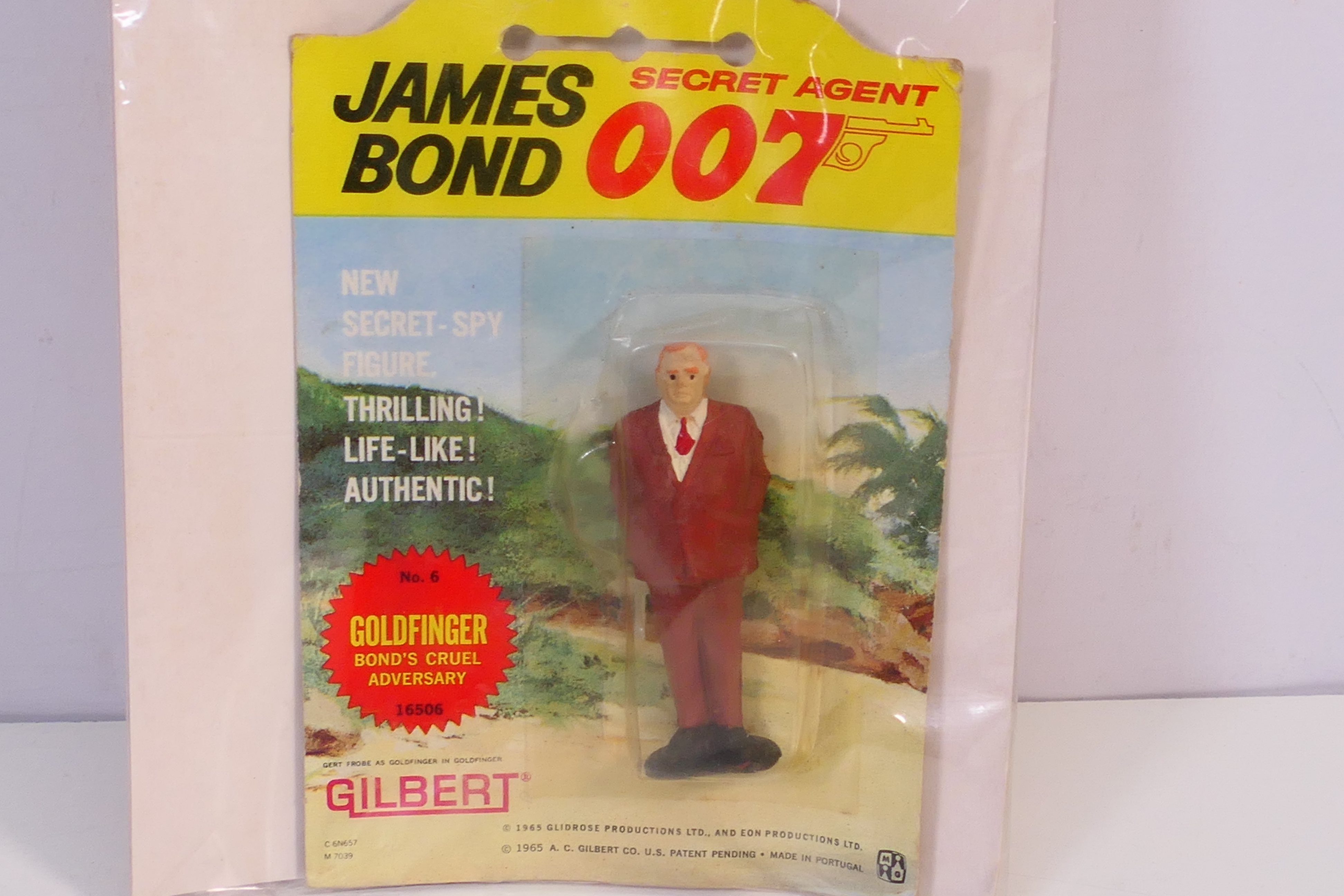 Gilbert - Two carded Gilbert James Bond 007 plastic figures. Lot ...