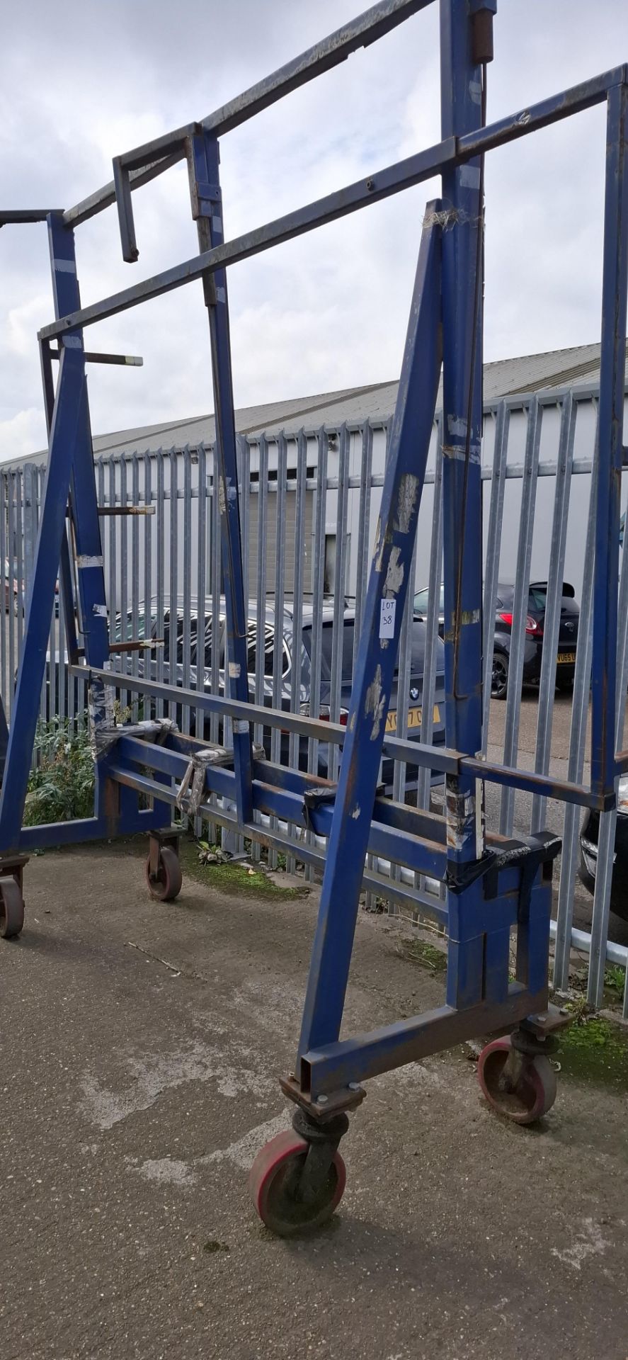 1 X HEAVY DUTY LARGE GLASS CARRIER IN BLUE (LOCATION OUTSIDE)