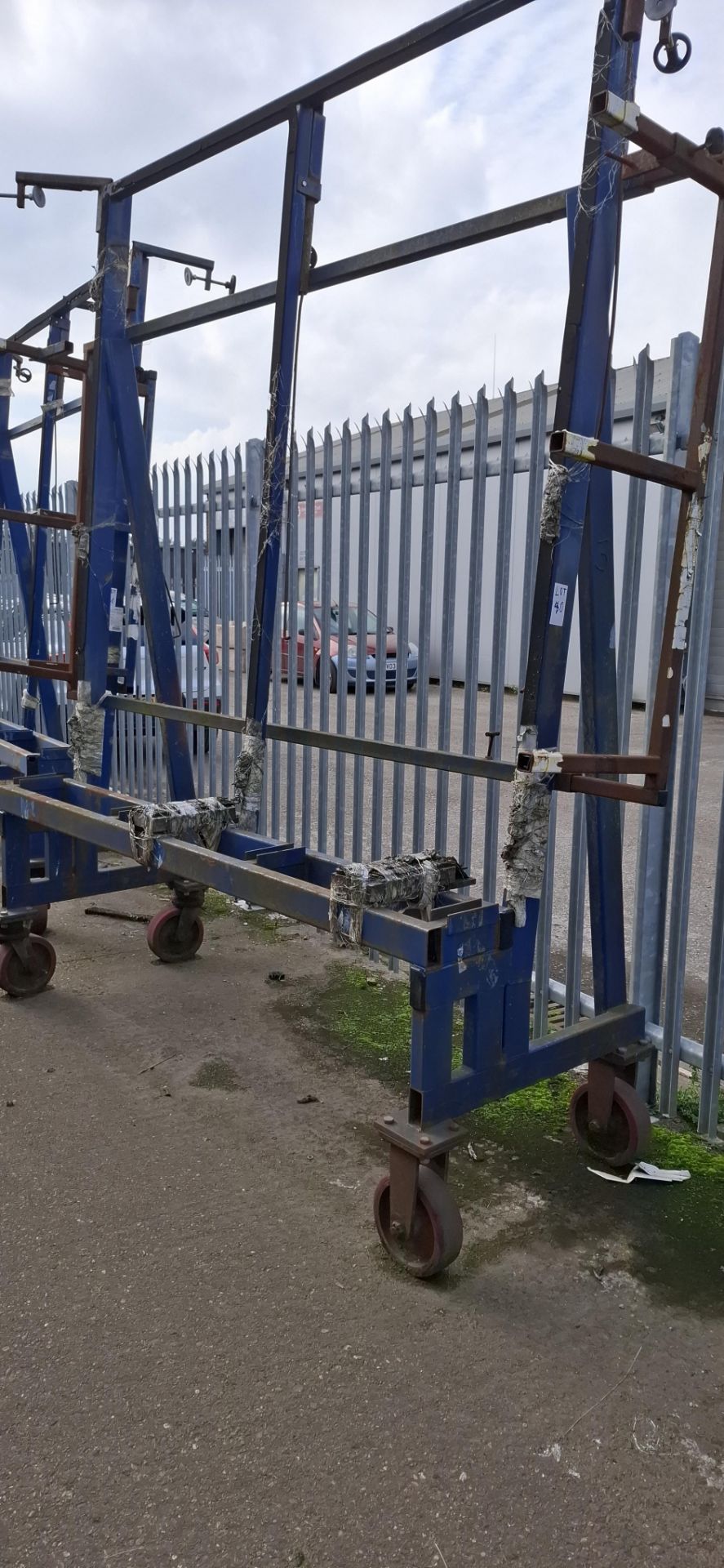 1 X HEAVY DUTY LARGE GLASS CARRIER IN BLUE (LOCATION OUTSIDE)
