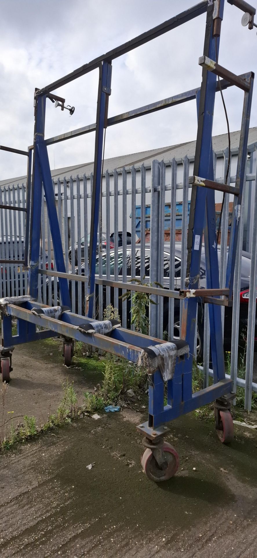 1 X HEAVY DUTY LARGE GLASS CARRIER IN BLUE (LOCATION OUTSIDE)