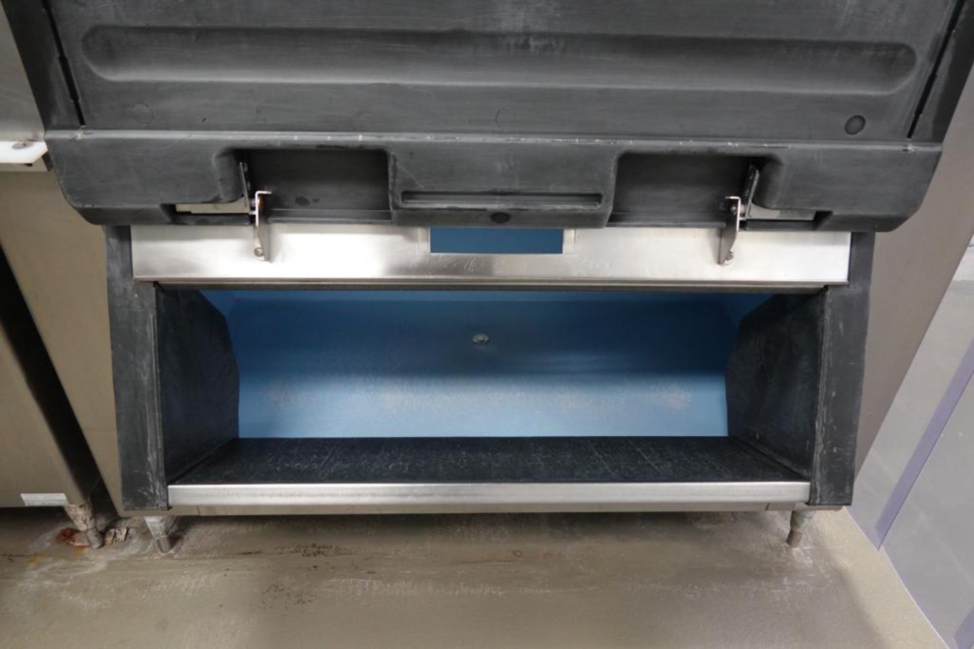 Hoshizaki ice flaker with ice chest, Ice maker Model F-2000MRH3 ...