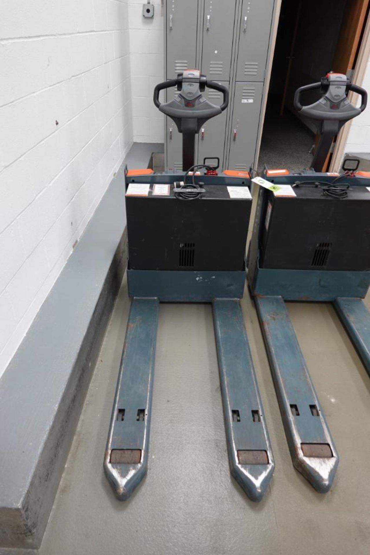 Toyota electric walk behind pallet jack, Model 8HBW23, 4500 lbs ...