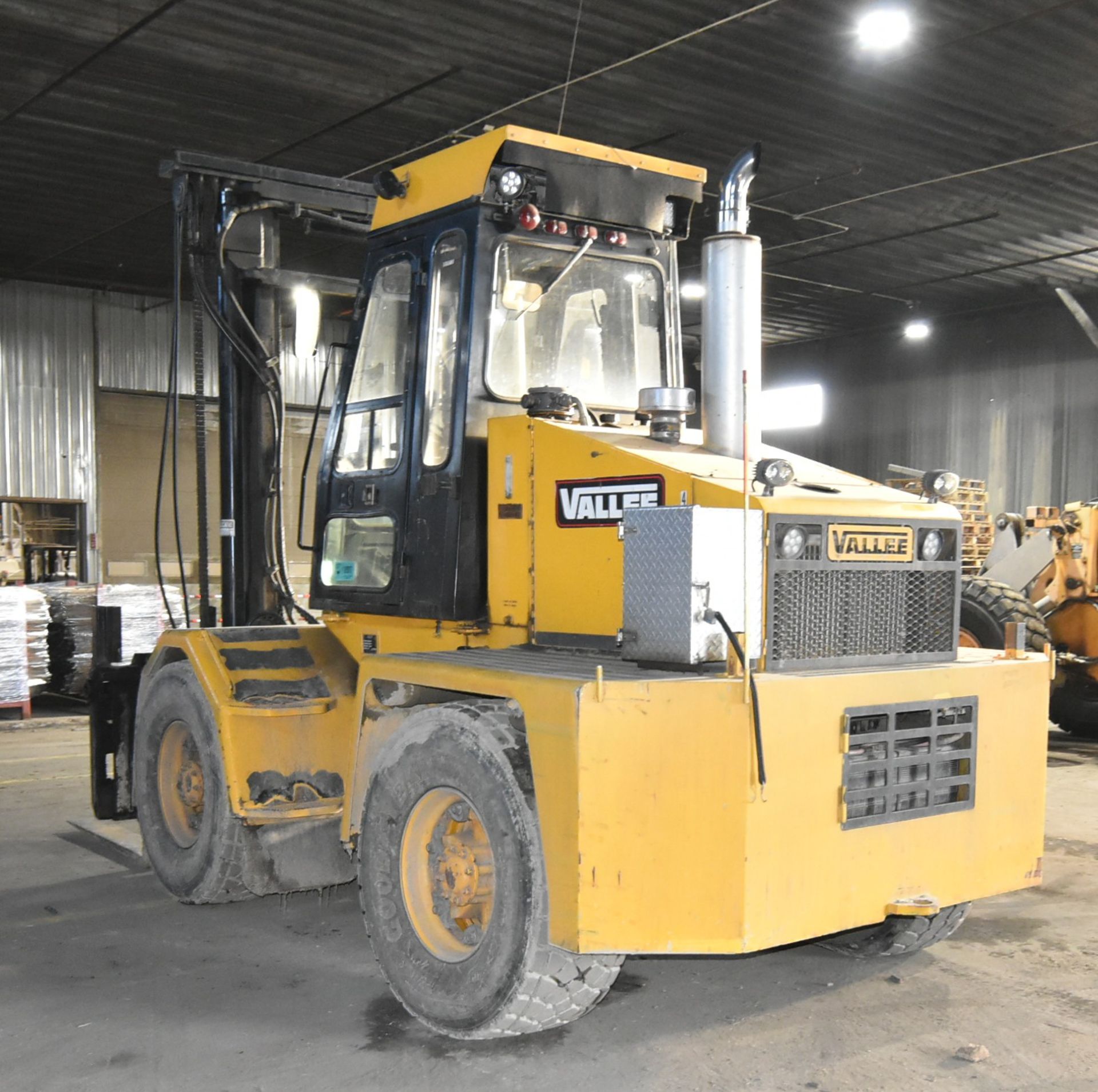VALEE (2005) 4DA1T OUTDOOR DIESEL FORKLIFT WITH 18,000LBS MAX CAPACITY ...