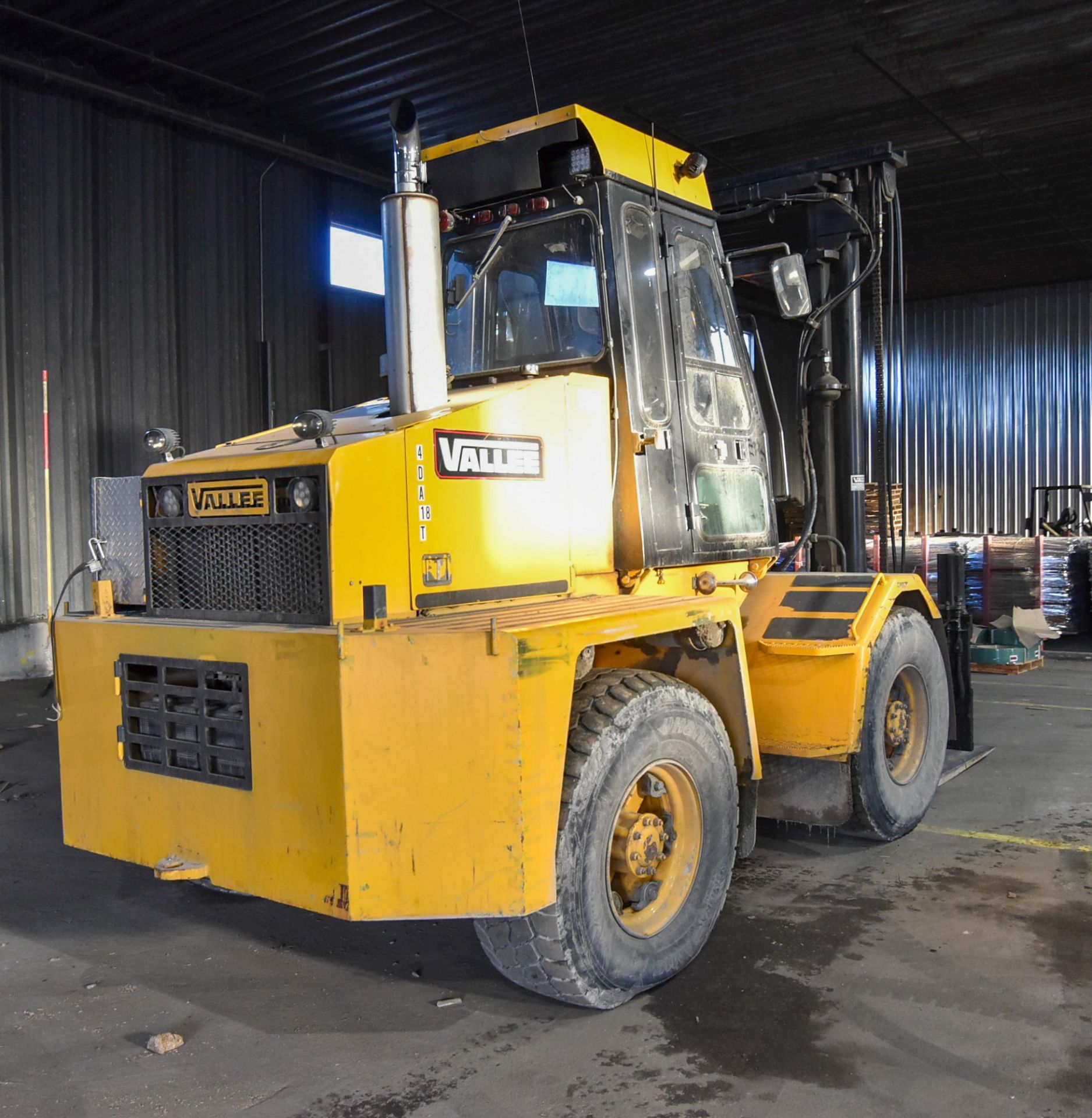 VALEE (2005) 4DA1T OUTDOOR DIESEL FORKLIFT WITH 18,000LBS MAX CAPACITY ...