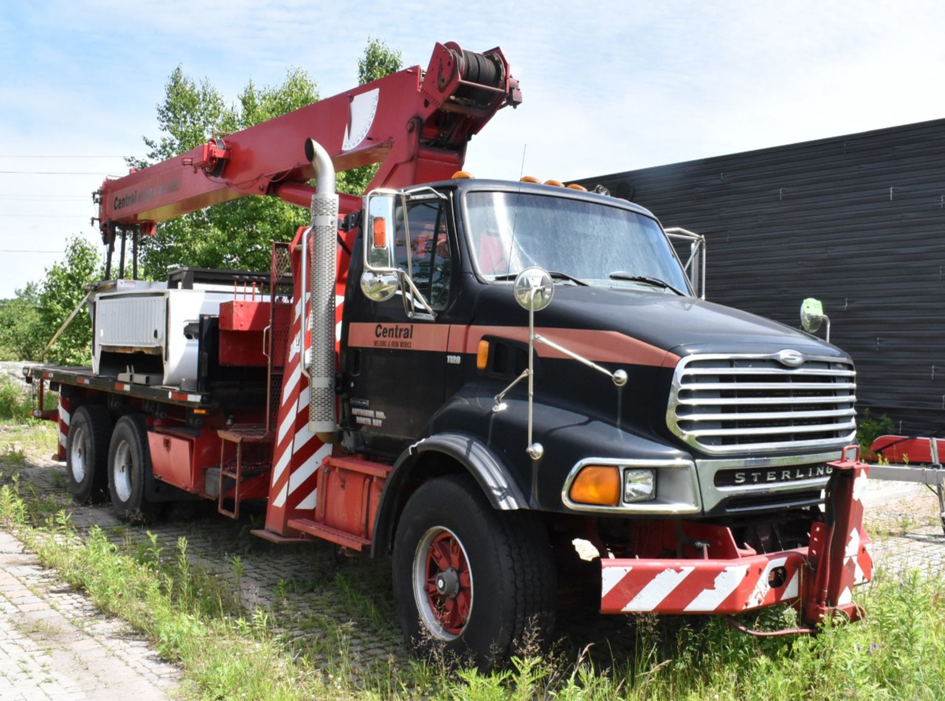 STERLING (2000) T/A CRANE TRUCK WITH CATERPILLAR C10 370HP DIESEL ...