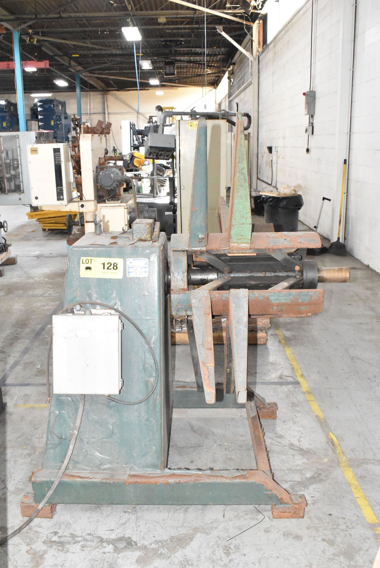 { Choice of lots: 126, 128 } VOGEL TYPE 2518 POWERED PAYOUT UNCOILER, S ...