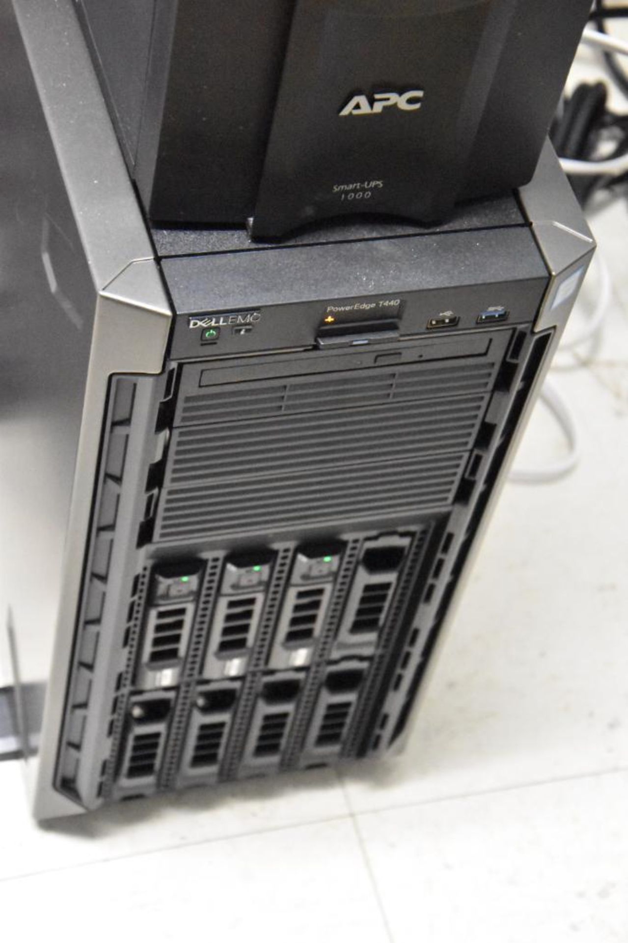 LOT DELL EMC, IBM THINK SERVER AND APC BATTERY PACK