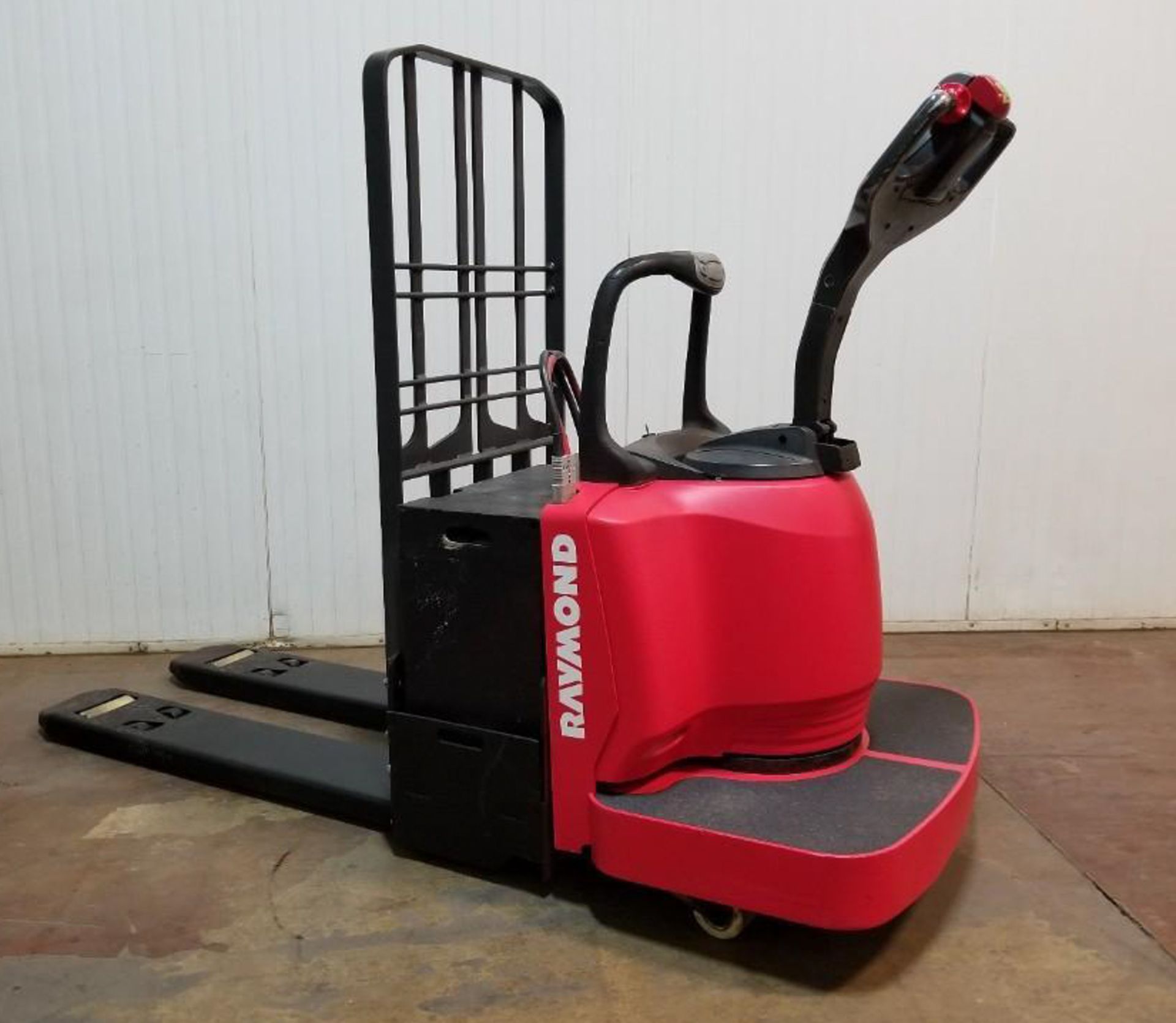 RAYMOND (2014) 8410-60-48 6,000 LB. CAPACITY 24V ELECTRIC RIDE-ON ...