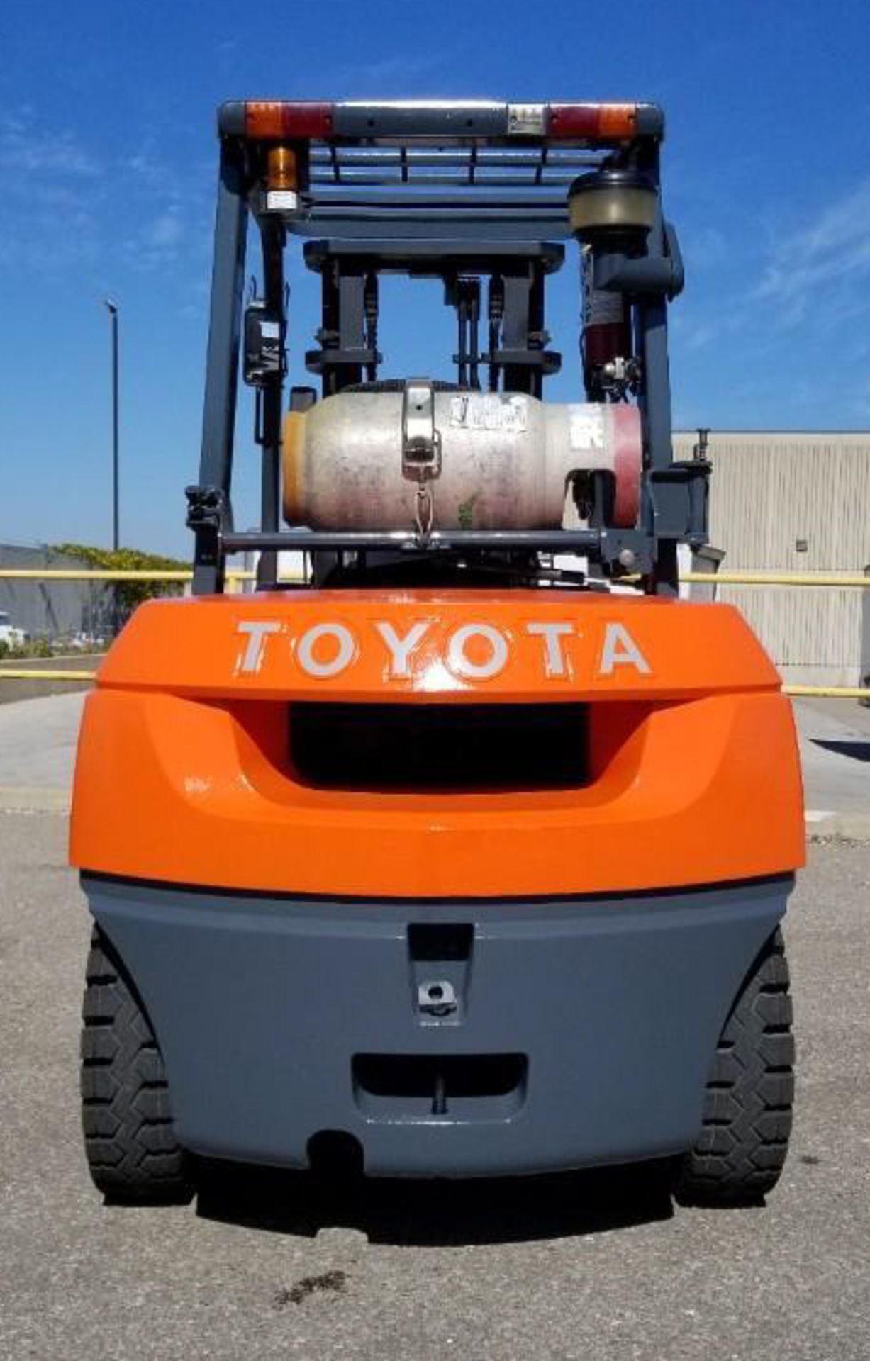 TOYOTA (2011) 7FGU35 8,000 LB. CAPACITY LPG FORKLIFT WITH 132” MAX ...