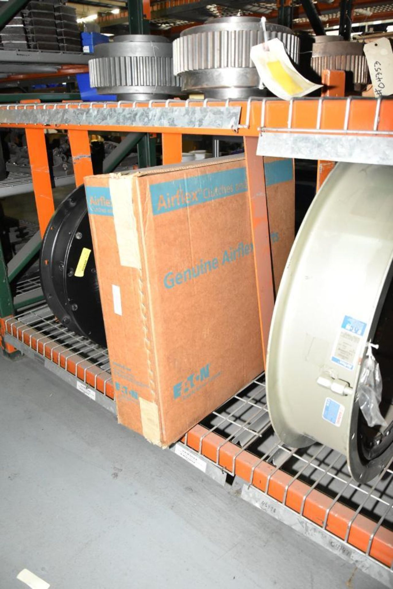 { Choice of lots: 298 } LOT/ CONTENTS OF SHELF - INCLUDING AIR CLUTCH ...