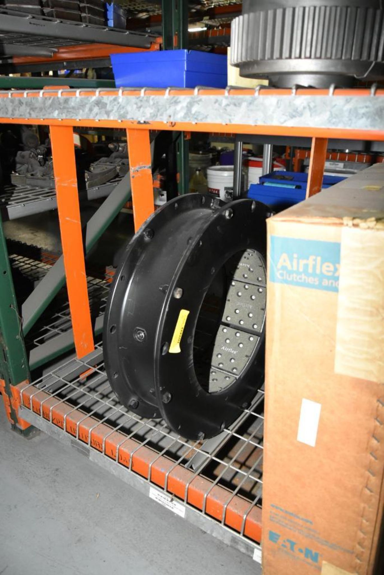 { Choice of lots: 298 } LOT/ CONTENTS OF SHELF - INCLUDING AIR CLUTCH ...