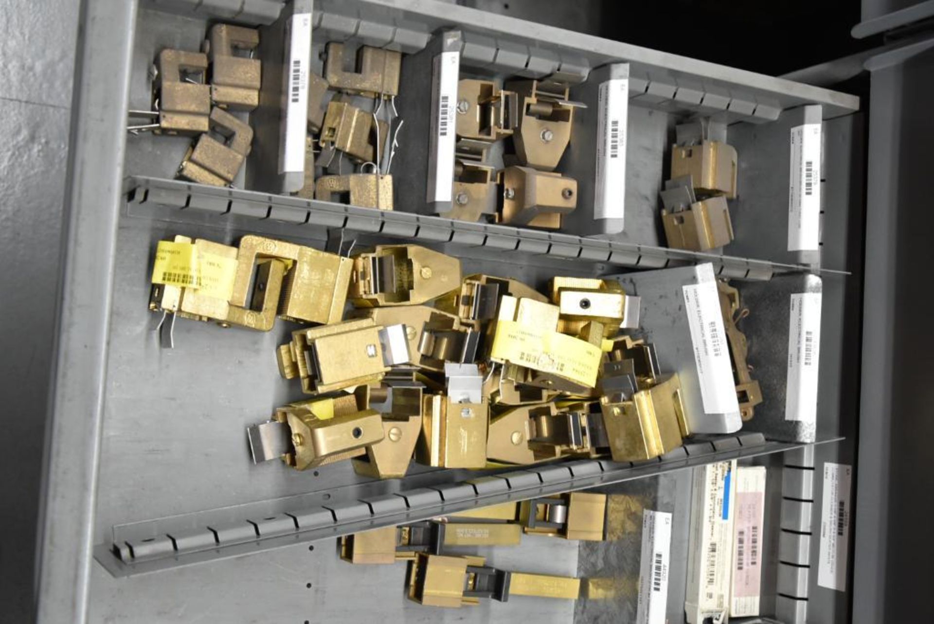 LOT/ CONTENTS OF SHELF - INCLUDING OILS, LUBRICANTS, CHEMICALS [RIGGING ...